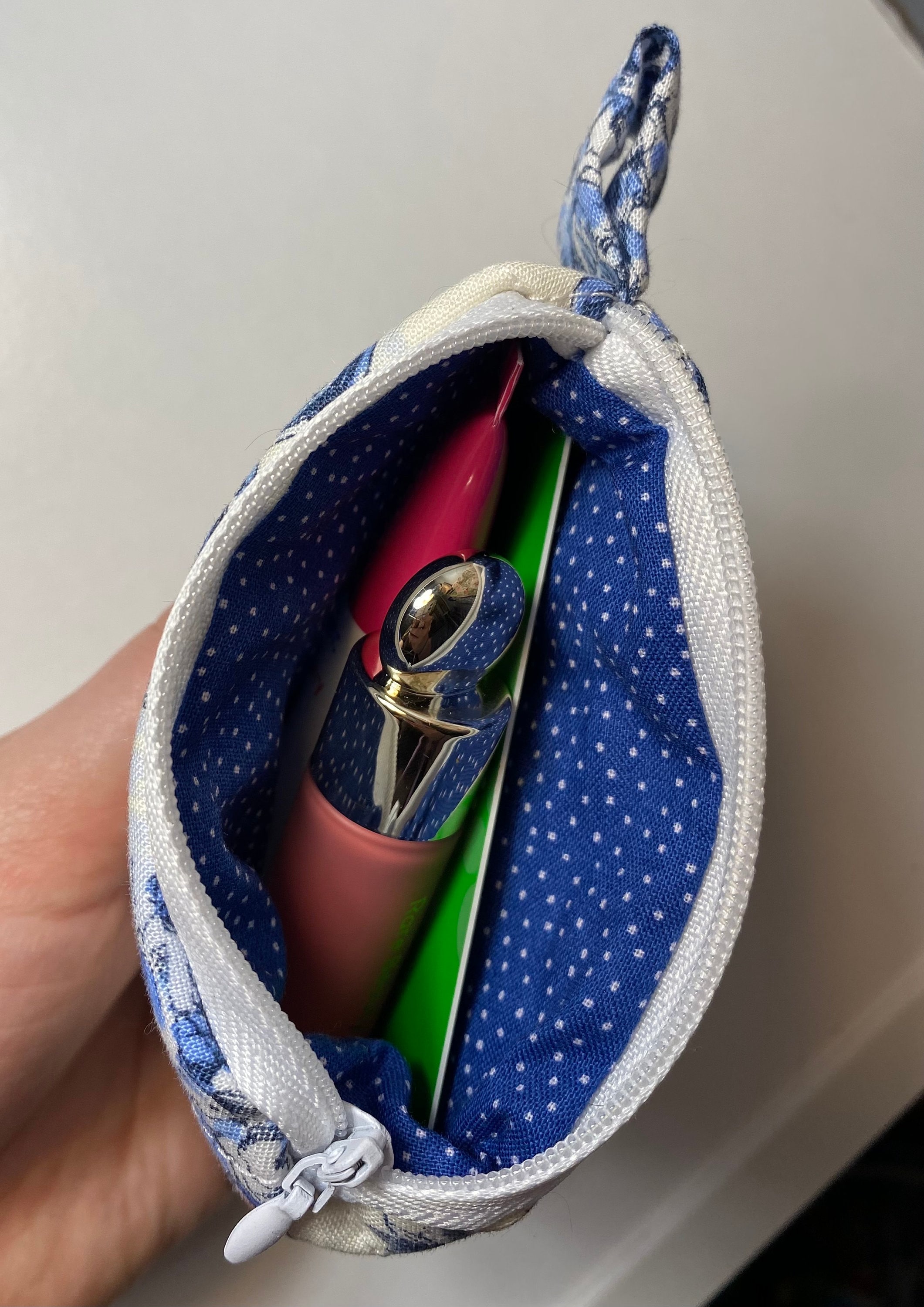 Antique Blue Floral Handmade Keychain Wallet / Airpods Case / Makeup ...