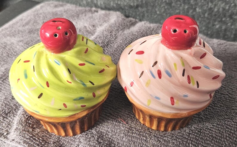 Vintage 9976130-d Ceramics Salt and Pepper Shaker Cupcakes Cake Fairy ...