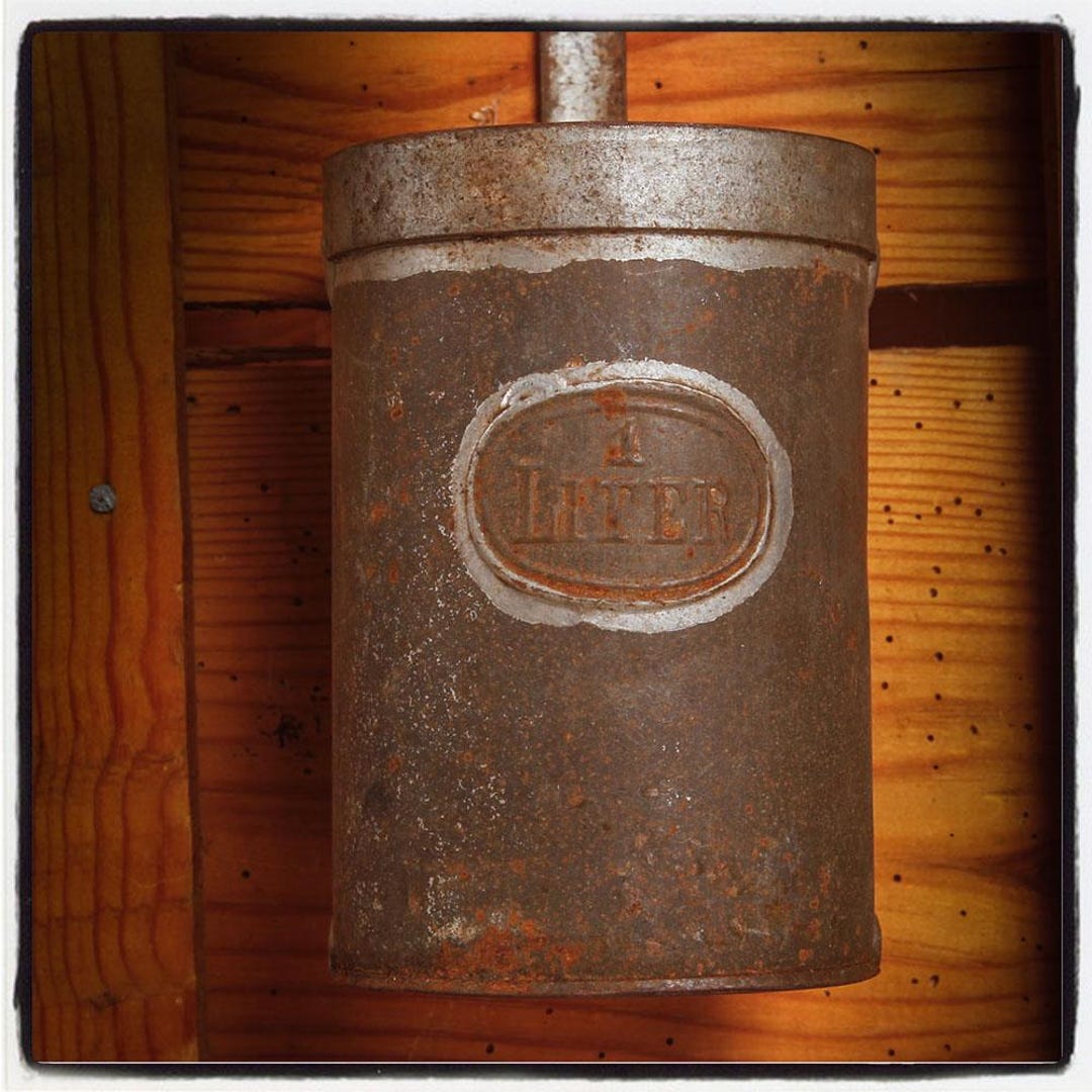 Vintage 1-liter Rusted Metal Measuring Can With Handle – Industrial ...