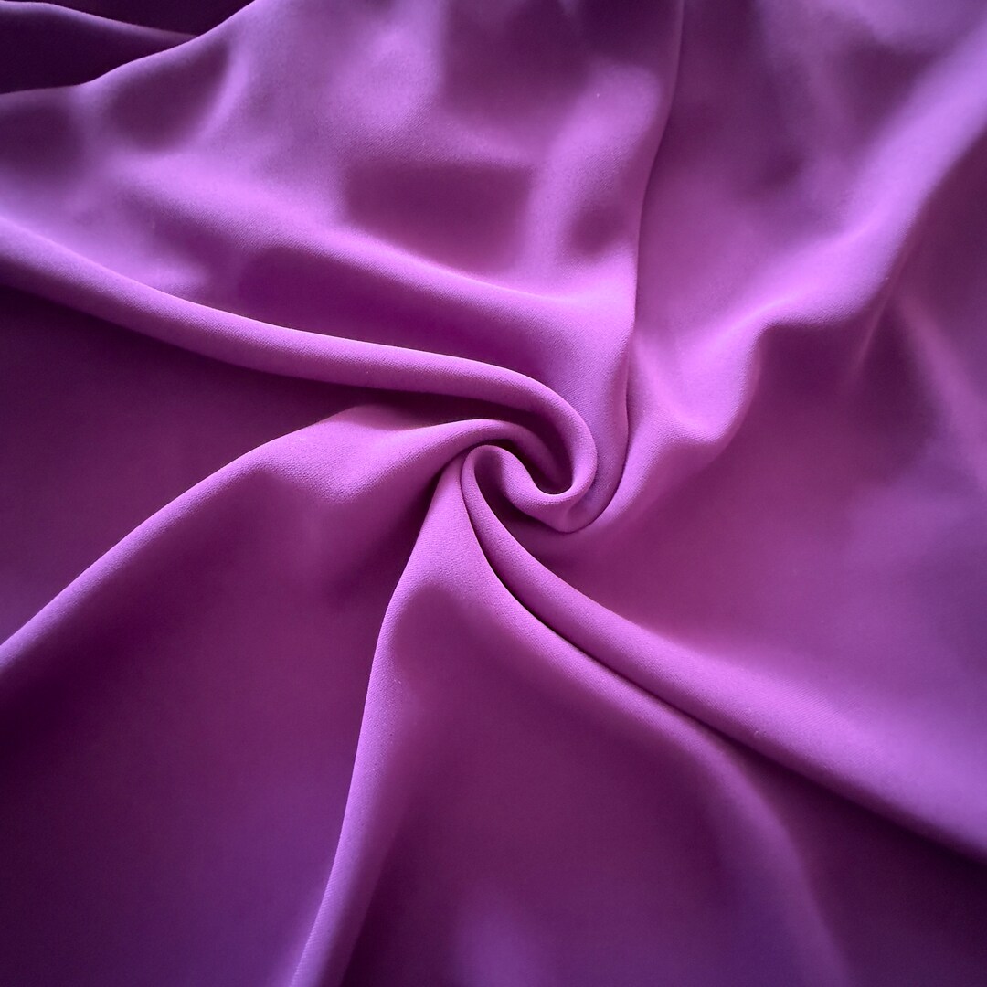 Hochwertiger Italienischer Triacetat Stoff in strahlender saftiger Lila ...