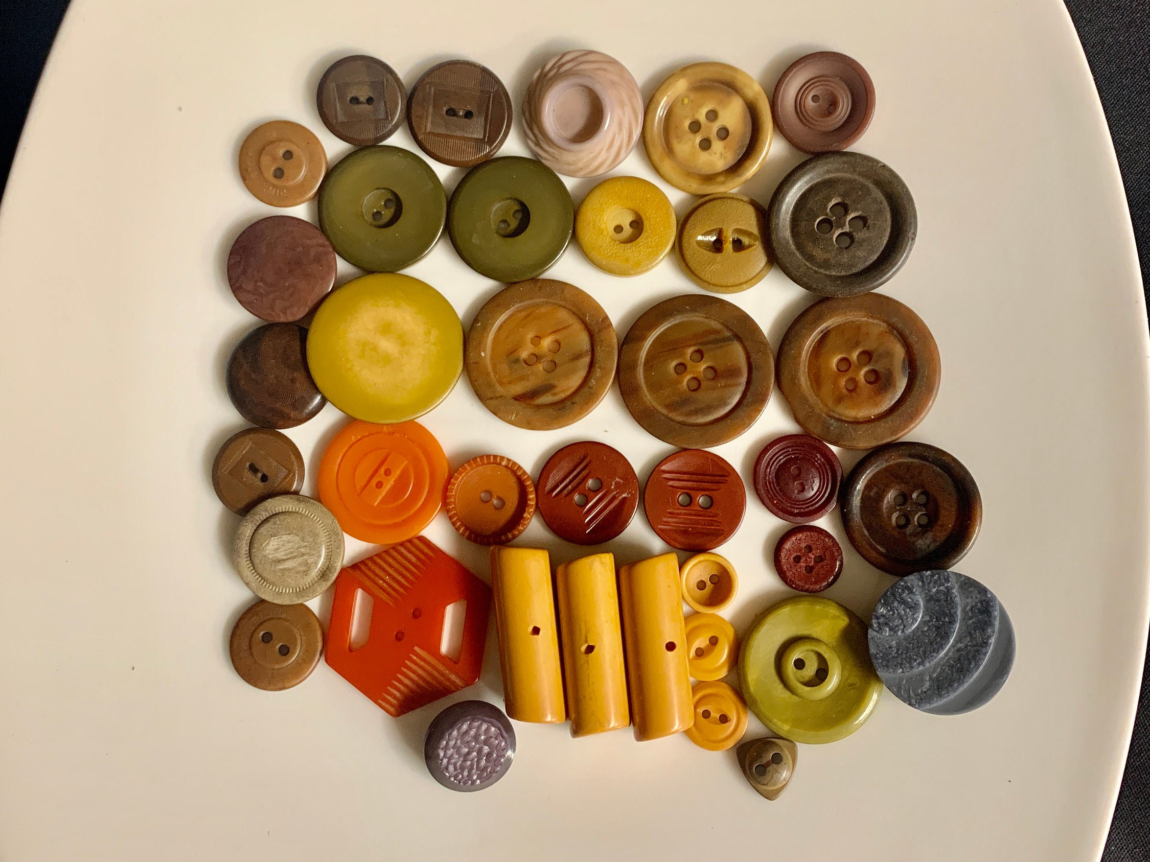 Vintage Bakelite Buttons. Assorted Sizes and Colors. 38 Buttons in Bag ...