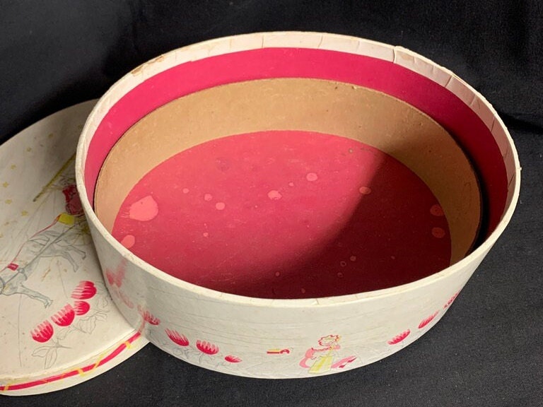 Fun Vintage 1940s Oval Hat Box With Removable Lid. Pasteboard ...