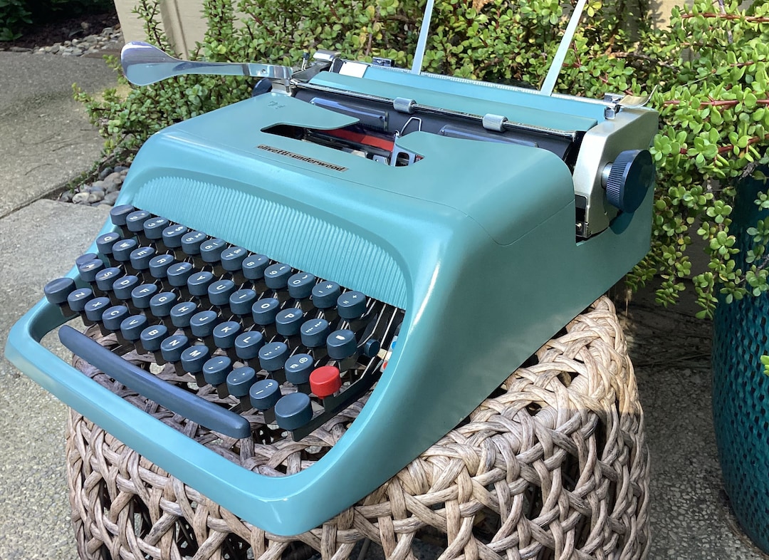 Vintage Olivetti Manual Portable Typewriter With Original Case, User ...
