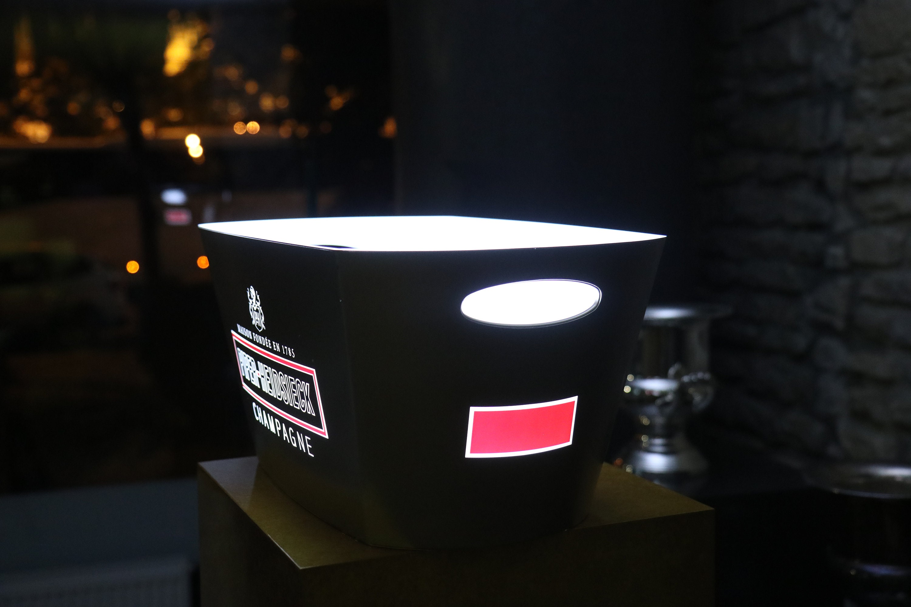 PIPER XXL Ice Basin Illuminated Battery Portable 8-bottle Ice Bath ...