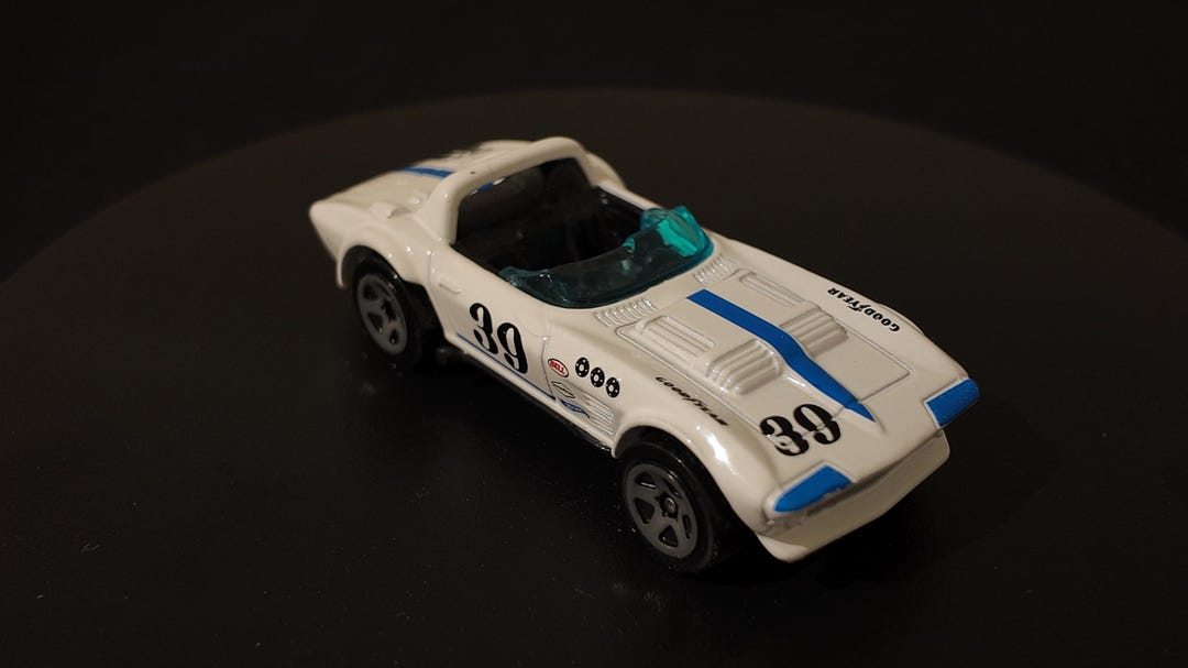 2018 FYC55 Hot Wheels Diecast Car Toy - Classic White Sports Car Mattel ...