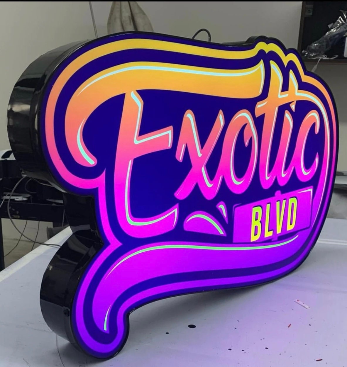 Custom Illuminated Sign , Lighted up Signs , Store Signs , Storefront ...