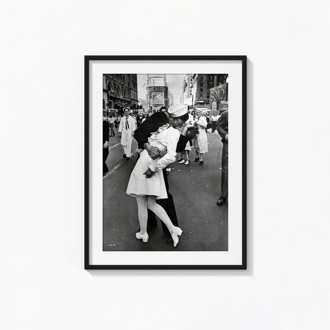 V-J Day in Times Square Print, V-J Day Kissing Black and White Wall Art ...
