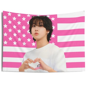 SKZ Han Finger Heart American Flag, Han Jisung Pink American Tapestry ...