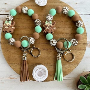 Highland Cow Beaded Wristlet Keychain: Handmade Cowgirl Style - Etsy