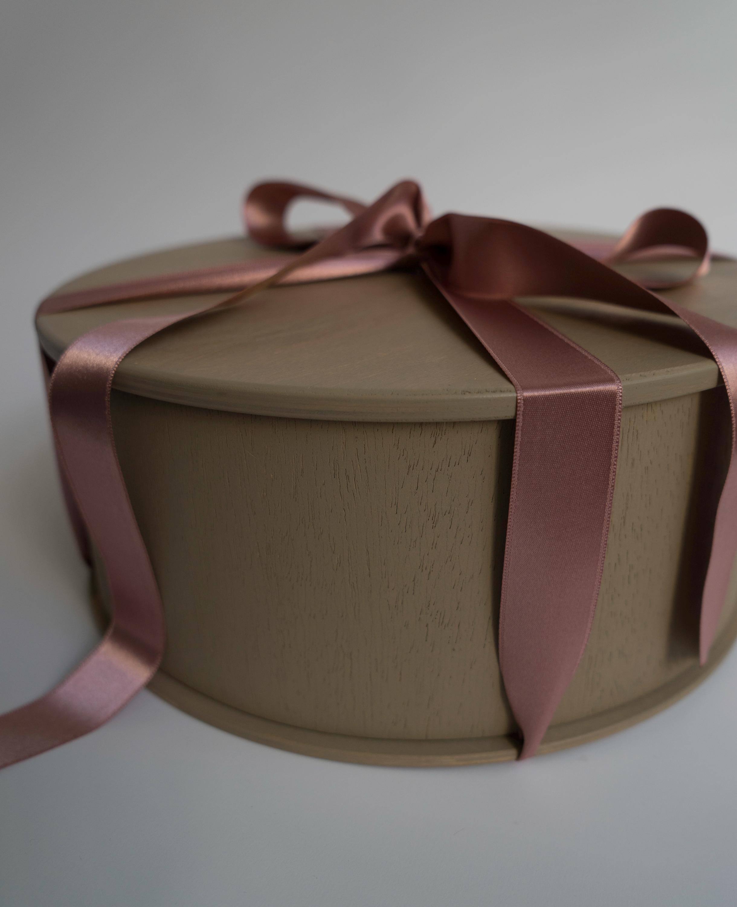 Wooden Cake Box: Round Eco-friendly Gift Packaging With Pink Satin ...