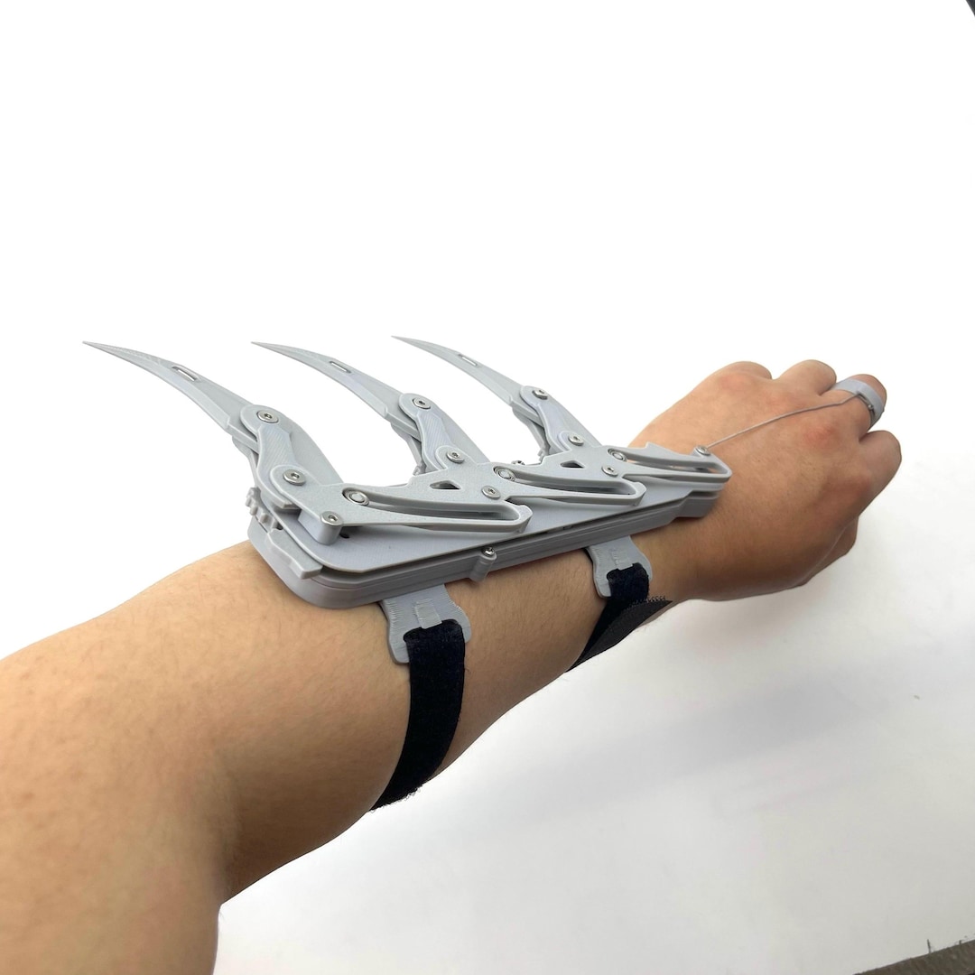 Batman Dark Knight Bracer Blades Gauntlet Folding Dual Action Wrist ...