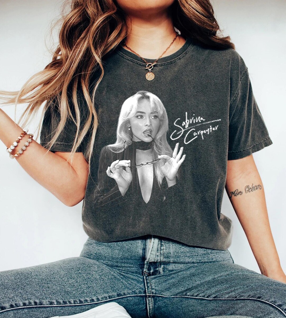 Camisa Sabrina Tour 2024, traje de concierto de la gira Sabrina Emails ...