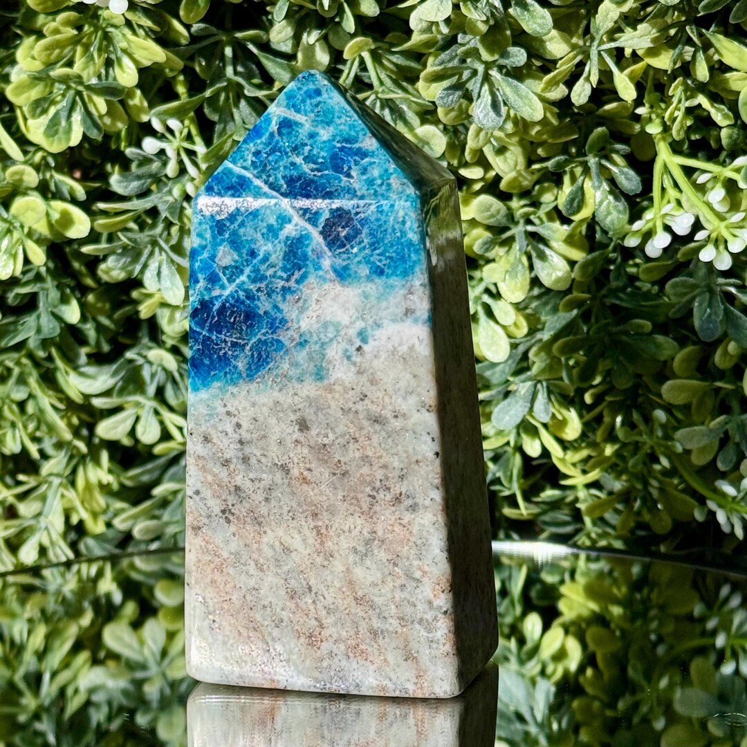 UV Reactive Sodalite Tower – Fluorescent Glow Crystals | Intuition ...