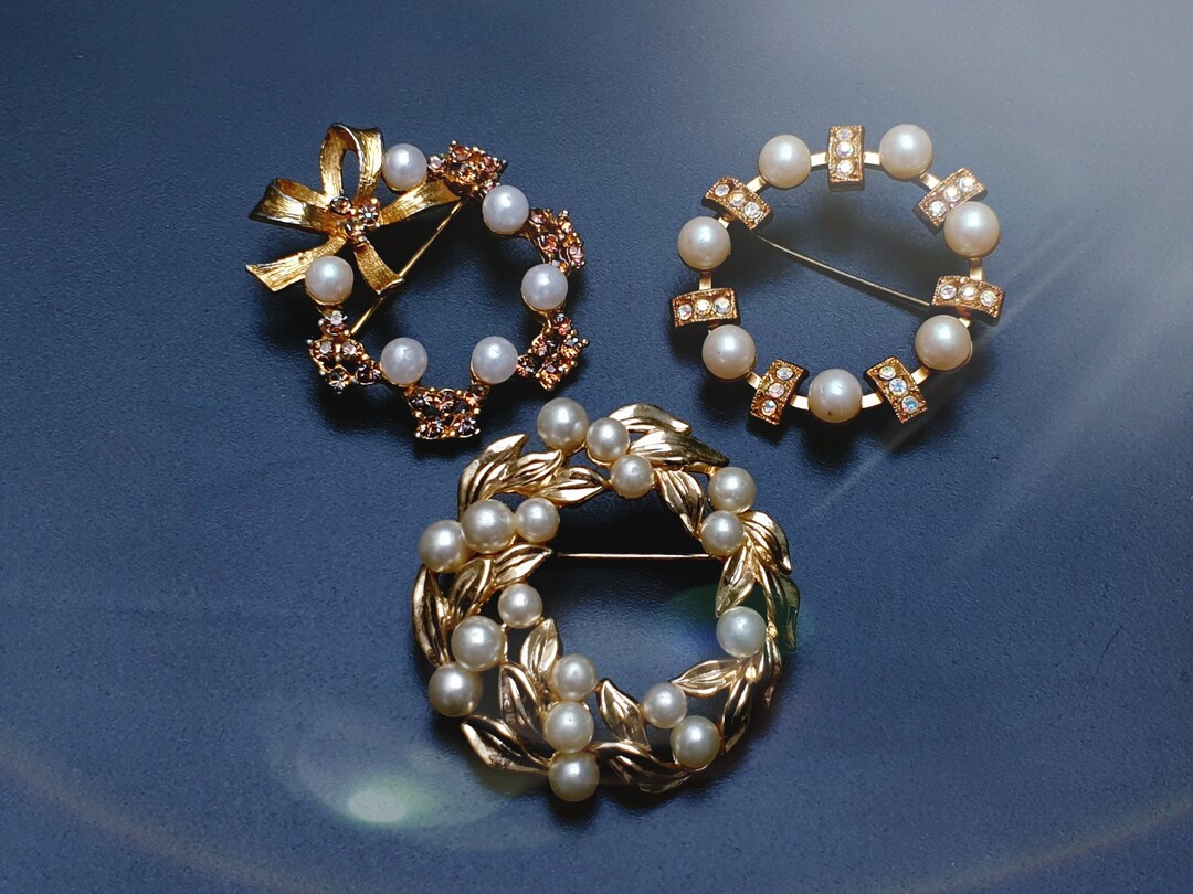 Adorable Small Lot of Three Vintage Wreath Brooches in Gold Tone With ...