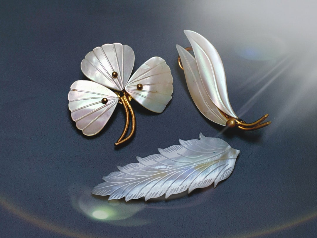 Vintage Leaf Brooches in Gold Tone With Mother of Pearl. Lot of Three ...