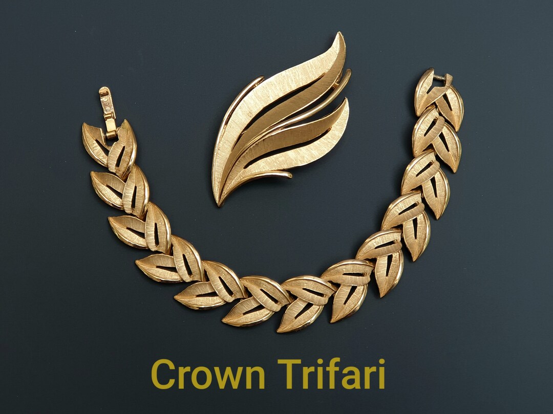 CROWN TRIFARI Vintage Parure. Leaf Shaped Bracelet and Matching Brooch ...