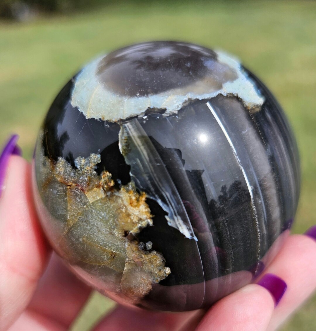 Black Layered Agate With Quartz Sphere (has a Ding, 67.4mm) - Etsy
