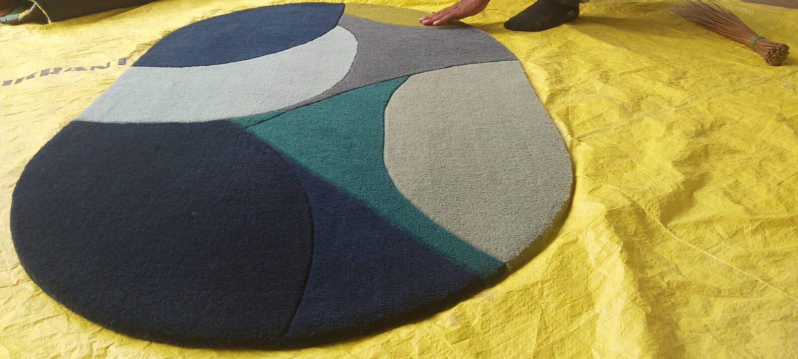 Capsool Desinge Hand Tuffted Woolen Rugs- 100% Fine Newzy Wool for ...