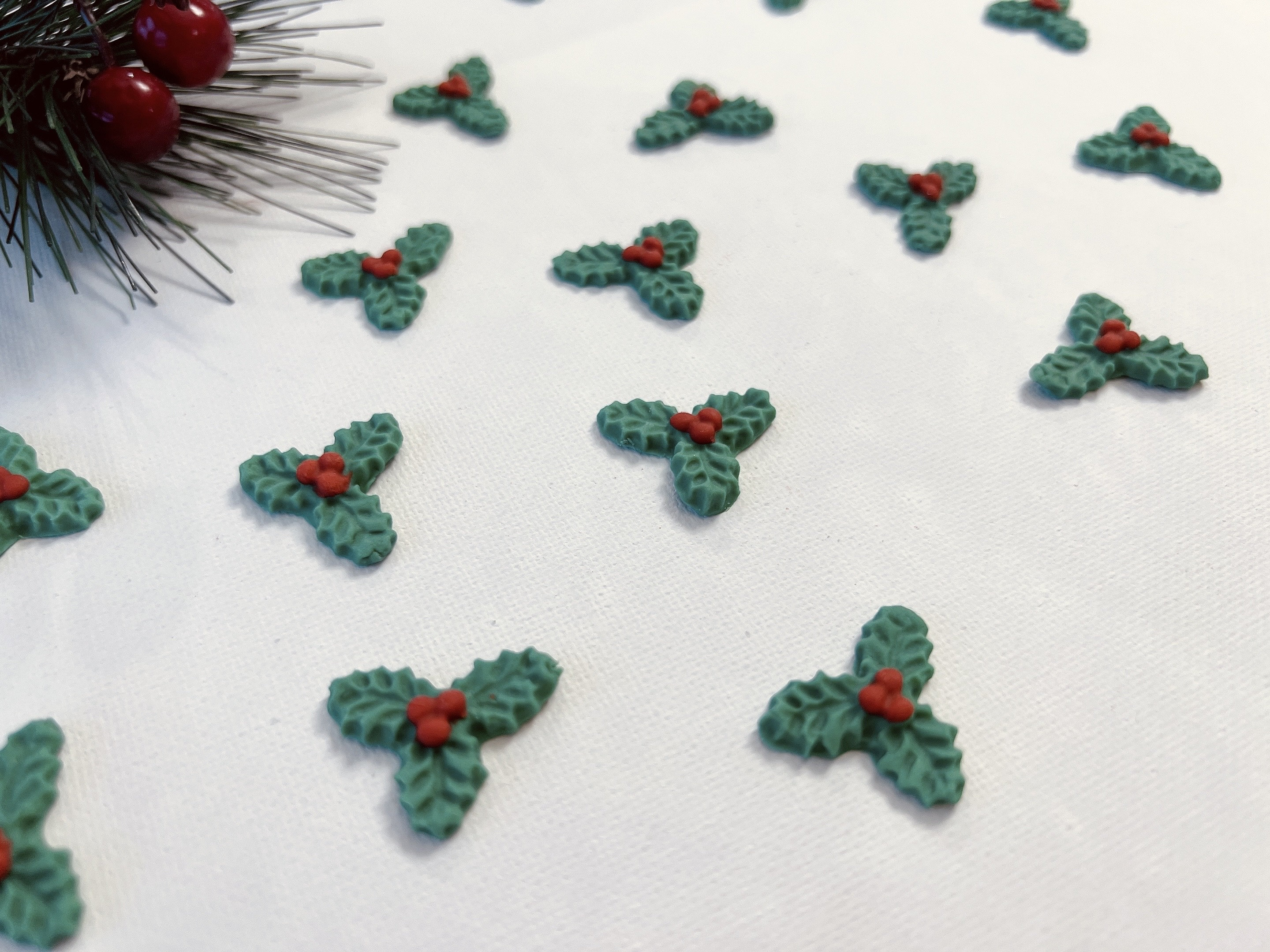 Mini Holly Leaves Cupcake Toppers Edible Cake Decoration | Christmas ...
