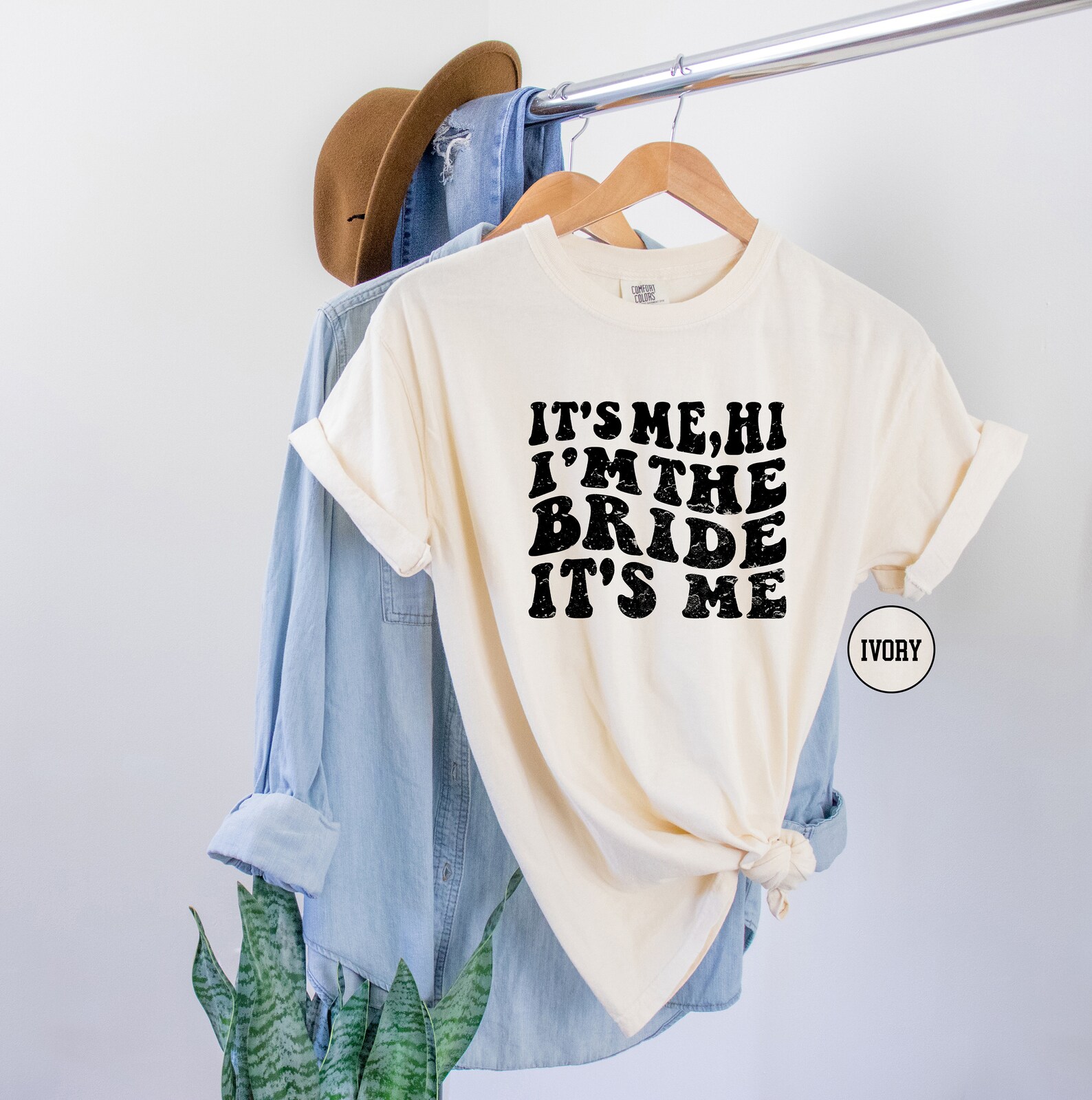 It's Me Hi I'm the Bride It's Me Tee, Funny Bride Tee, Wifey Outfit ...