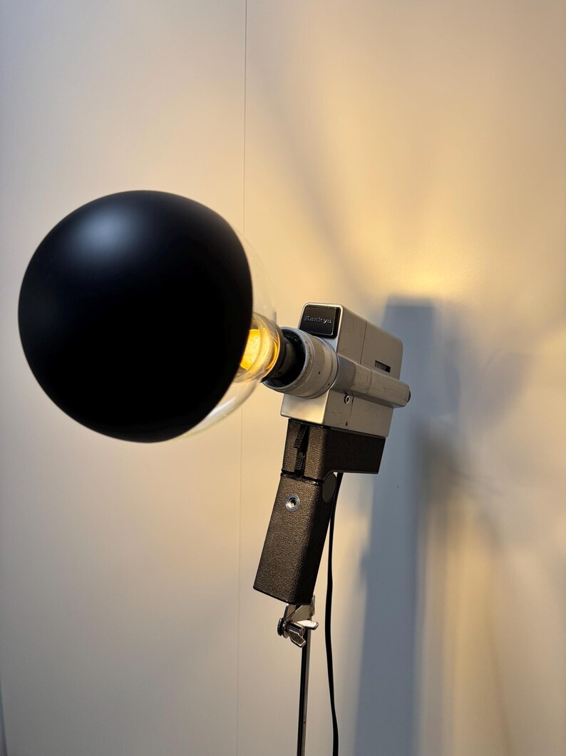 Retro 8mm Camera Staande Lamp Met Als Voet Een Staander Voor Bladmuziek ...
