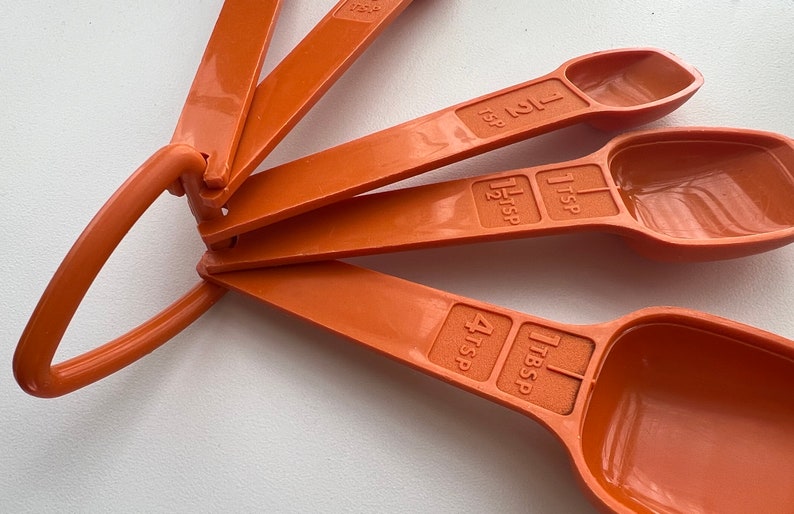 Vintage Tupperware Measuring Spoons - Orange - Set of 5 - D Ring ...