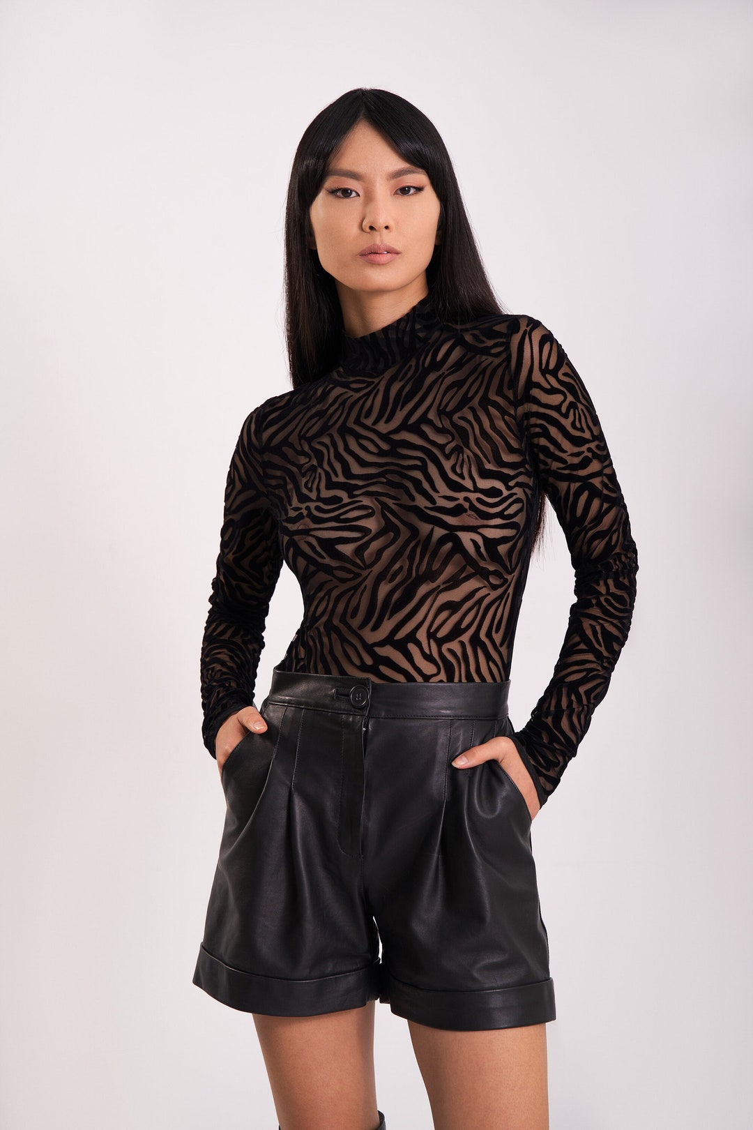 Body in rete con stampa animalier – collo alto semitrasparente – moda ...