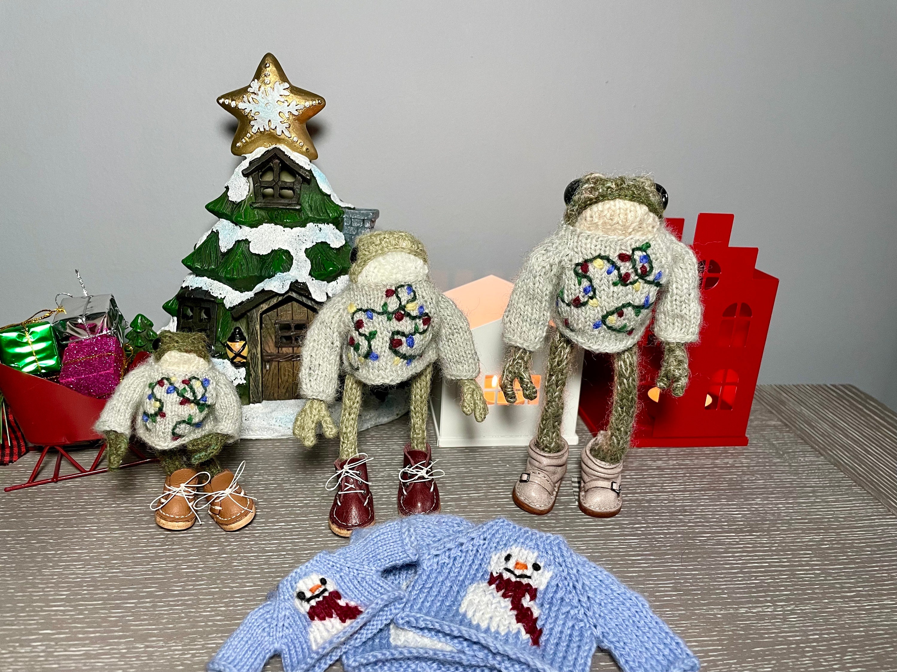 Knitted Miniature Posable Frog and Frog's Clothes Winter/holiday ...