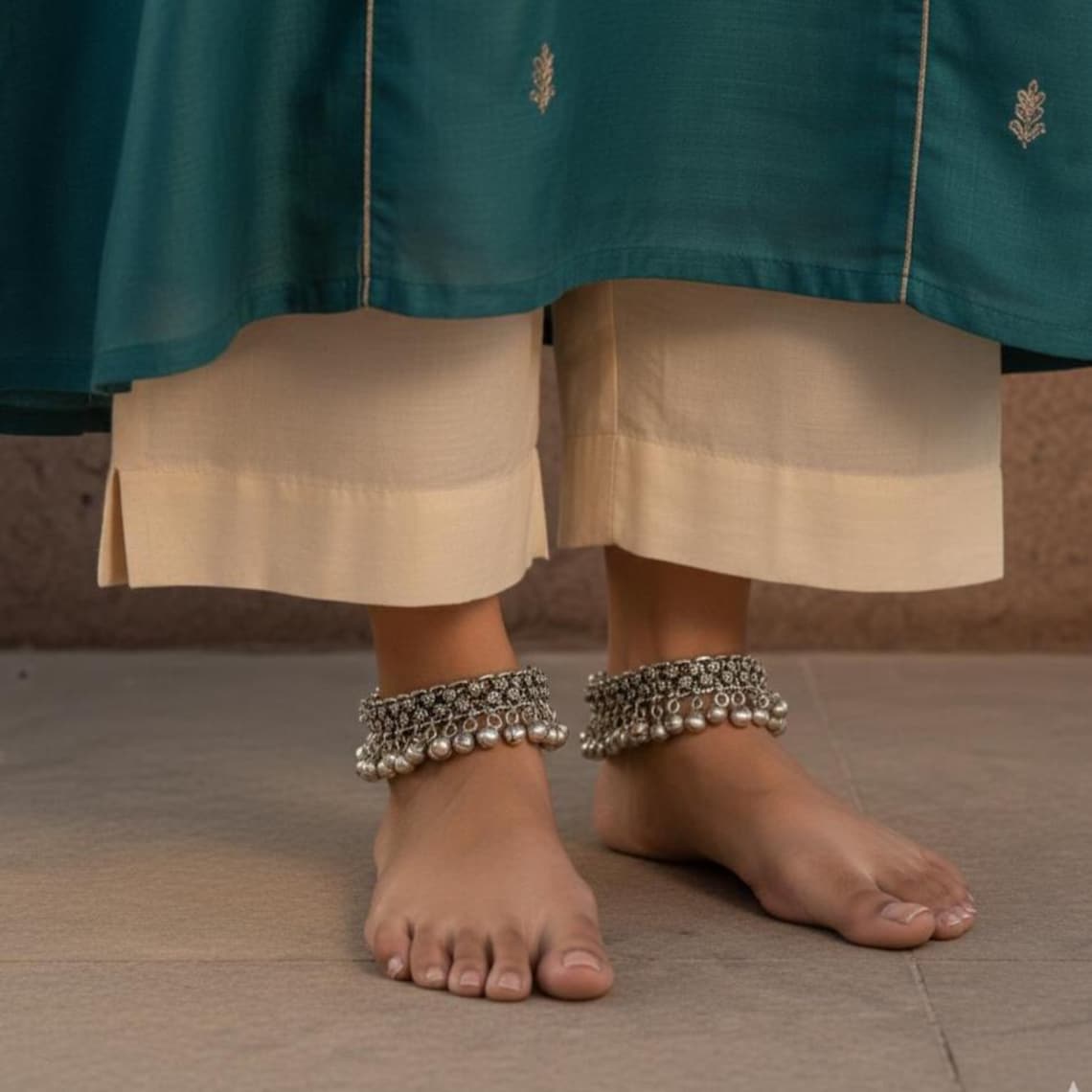 Quirky Fashions Silver Anklet With Floral Design & Sound Ghungroo ...