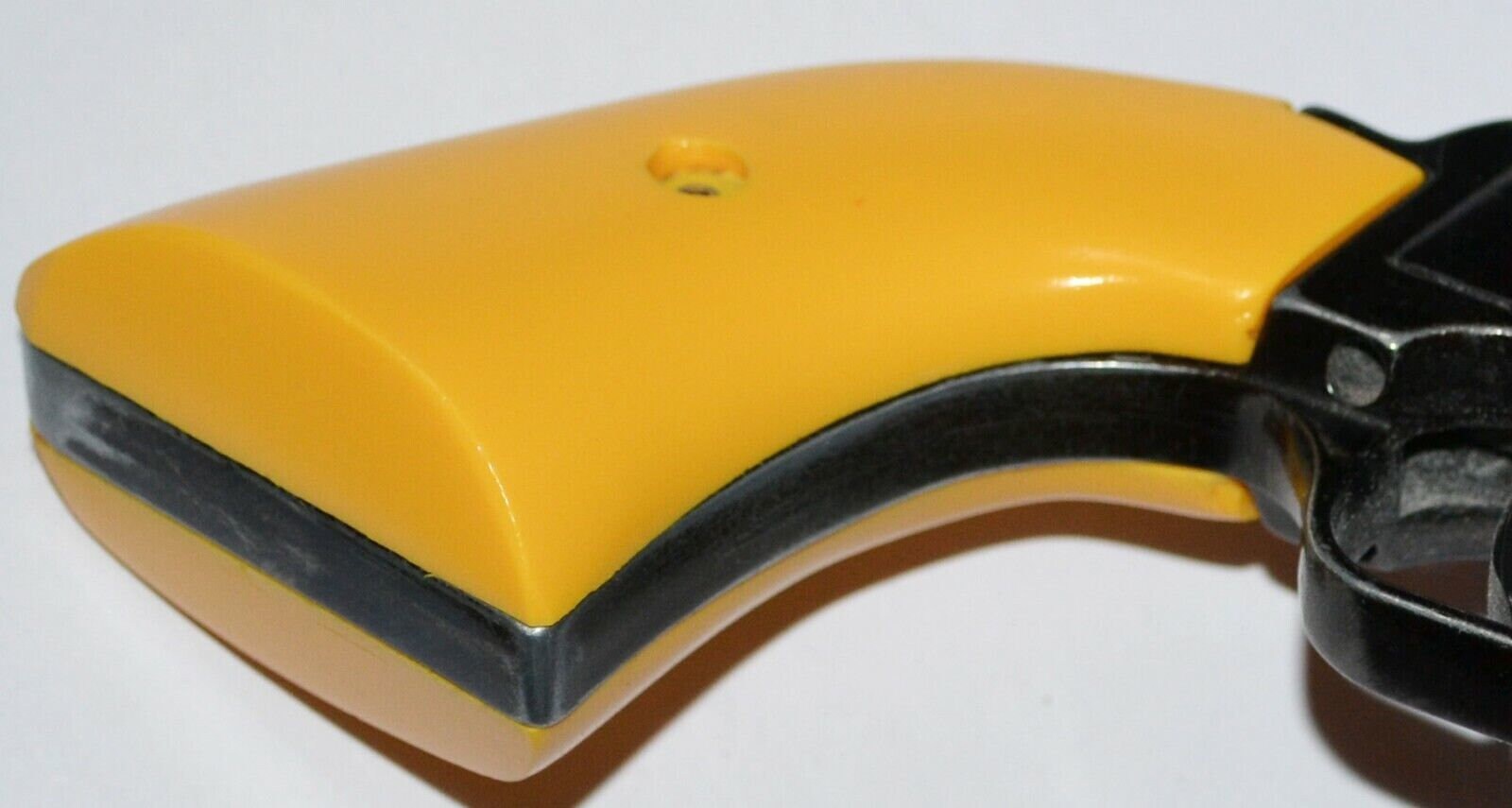 Heritage Rough Rider Pistol Grips John Wayne Yellow Plastic With Screw ...