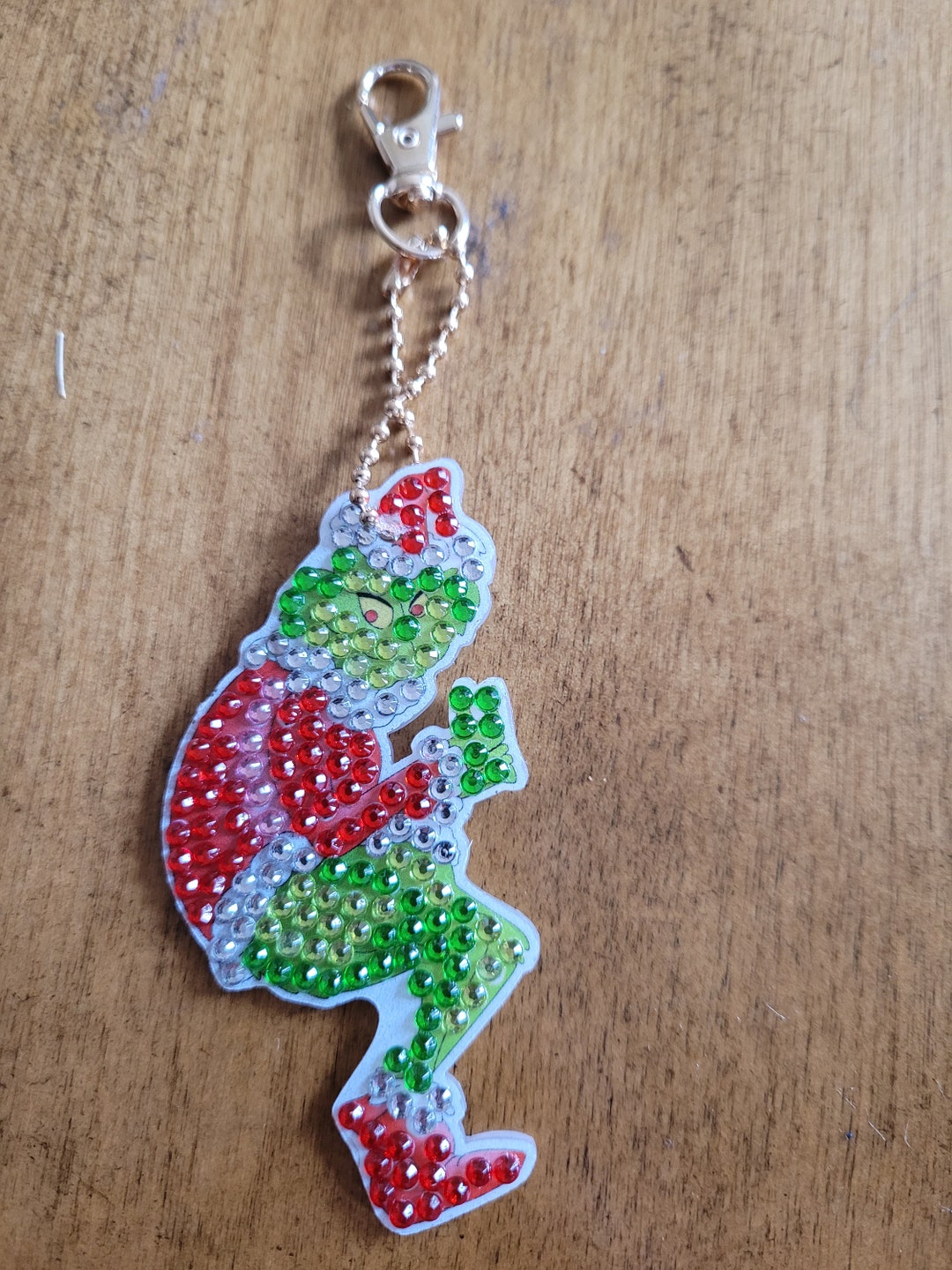 Grinch Sneaking Away Keychain - Etsy