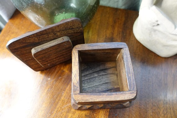 Vintage solid wooden square carved box with lid and h… - Gem