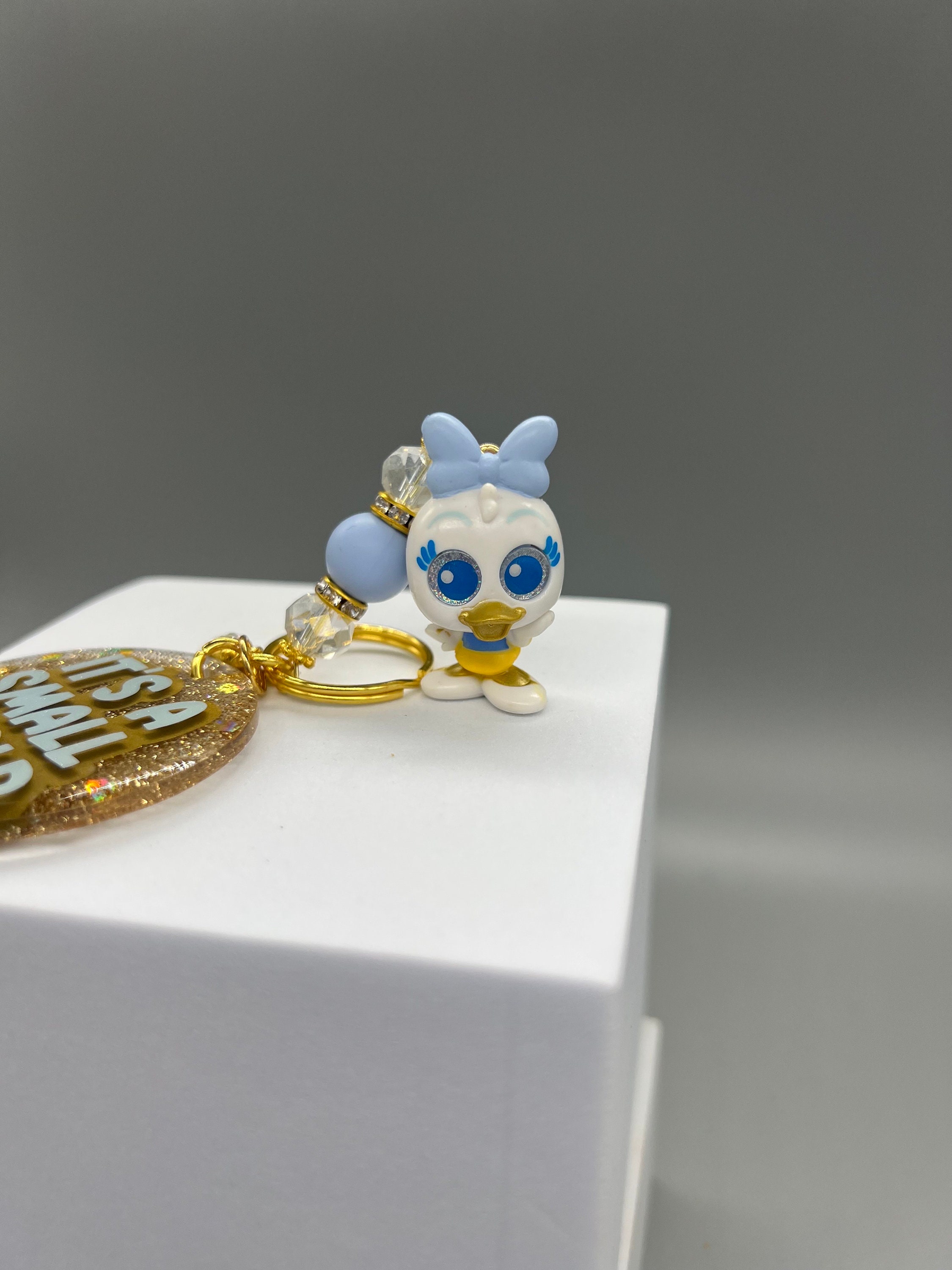Daisy Duck Special Edition Its a Small World Glitter Keychain Doorables ...