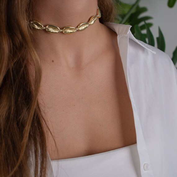 Gold shell necklace choker store