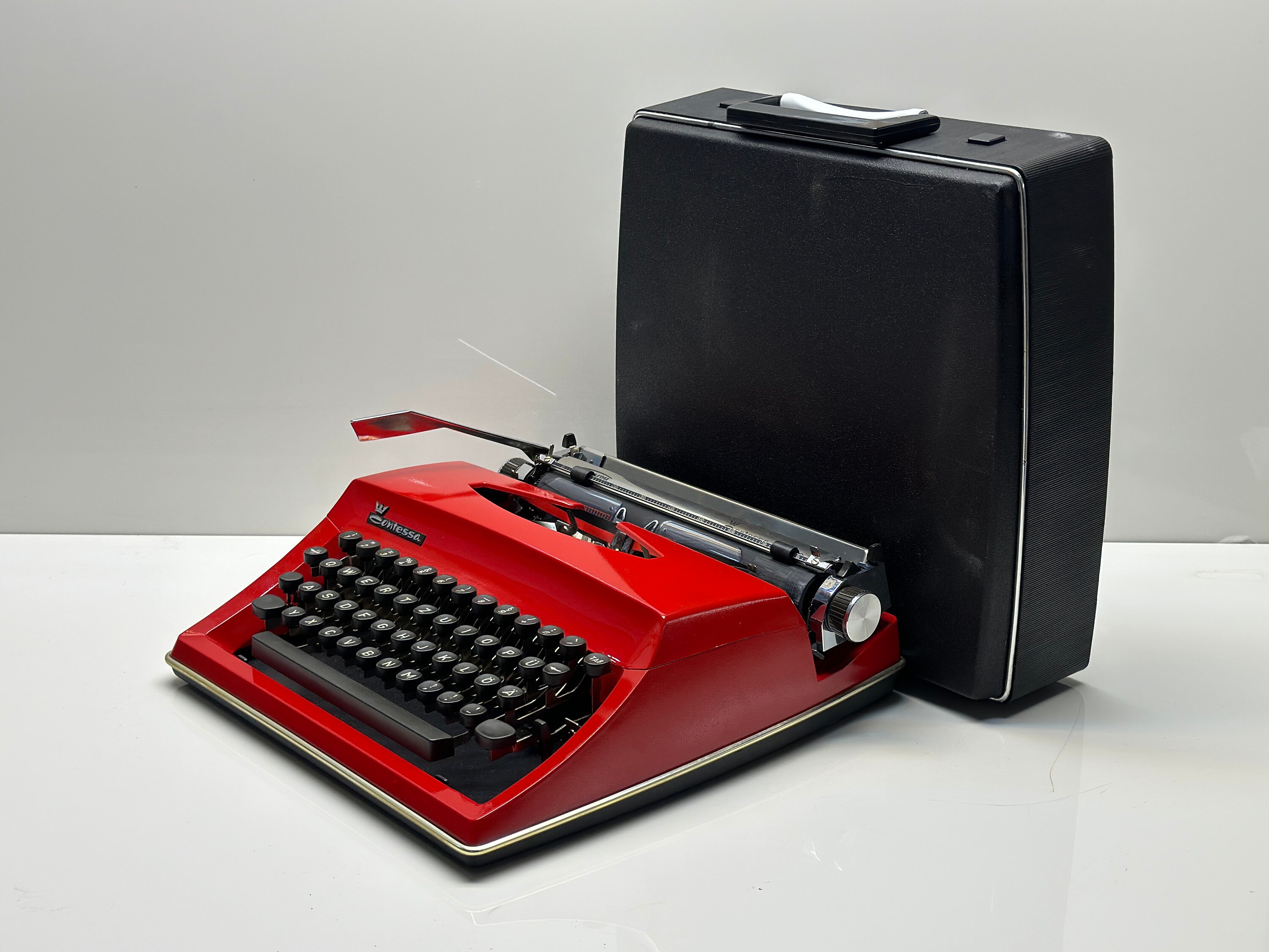 Adler Contessa Deluxe Typewriter - Red Body, QWERTZ Option, Refurbished ...