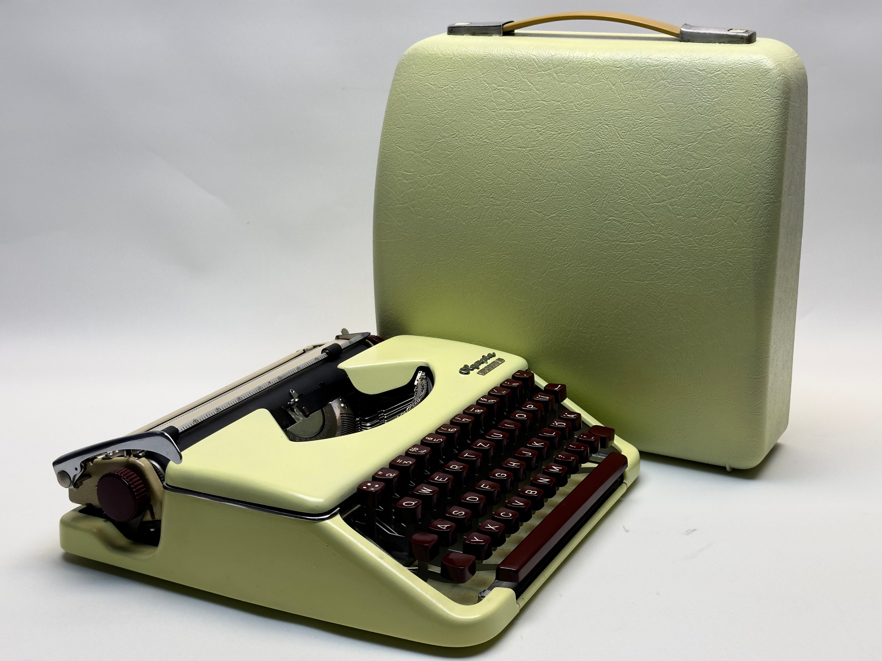 Olympia Splendid Typewriter - Elegant Beige With Matching Case, Newly ...
