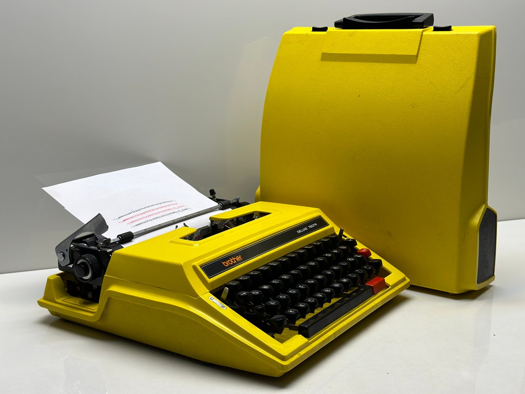 Brother Deluxe 760TR Typewriter: Yellow QWERTZ Keyboard With Matching ...