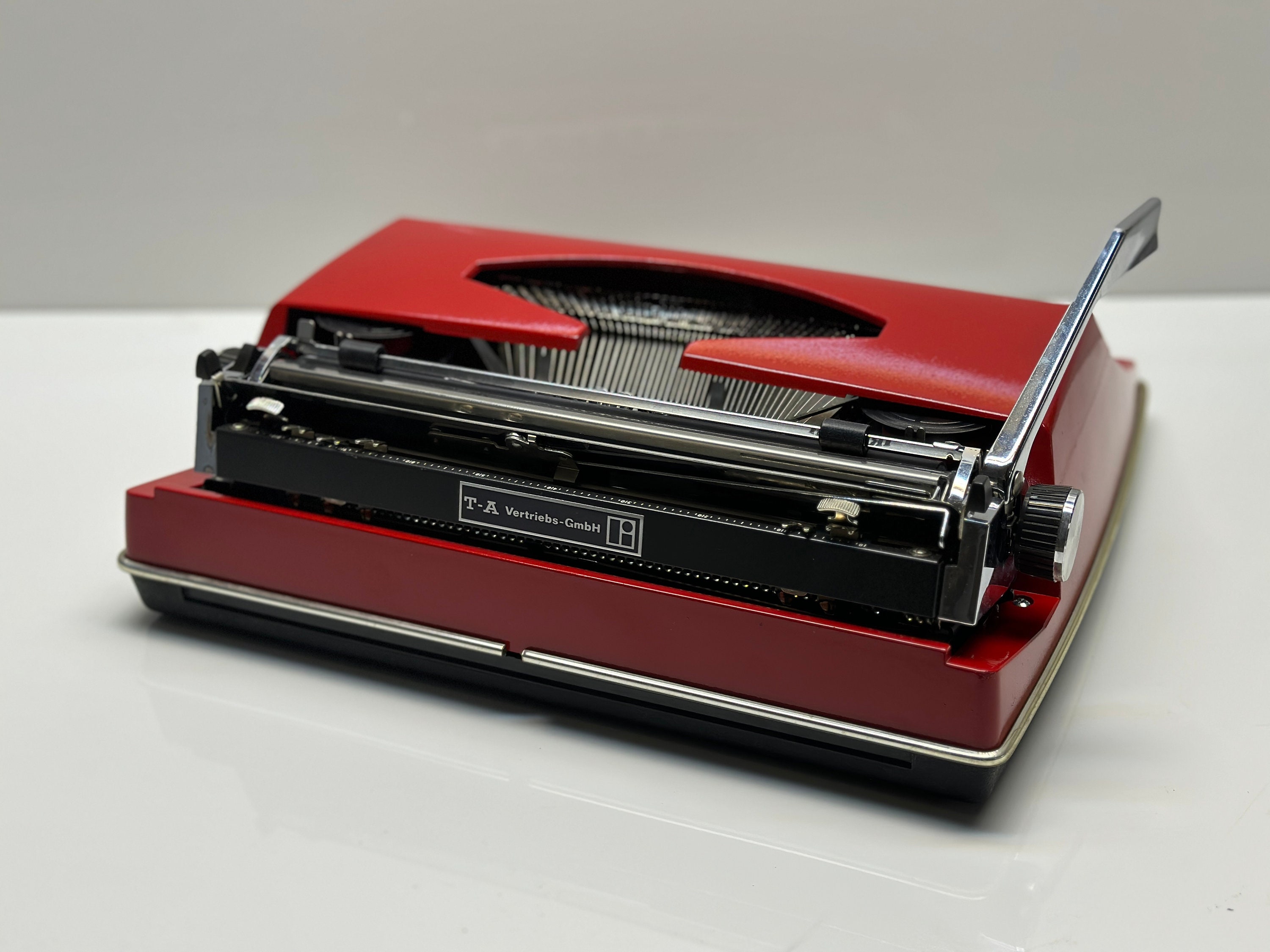 Adler Contessa Deluxe Typewriter - Red Body, QWERTZ Option, Refurbished ...