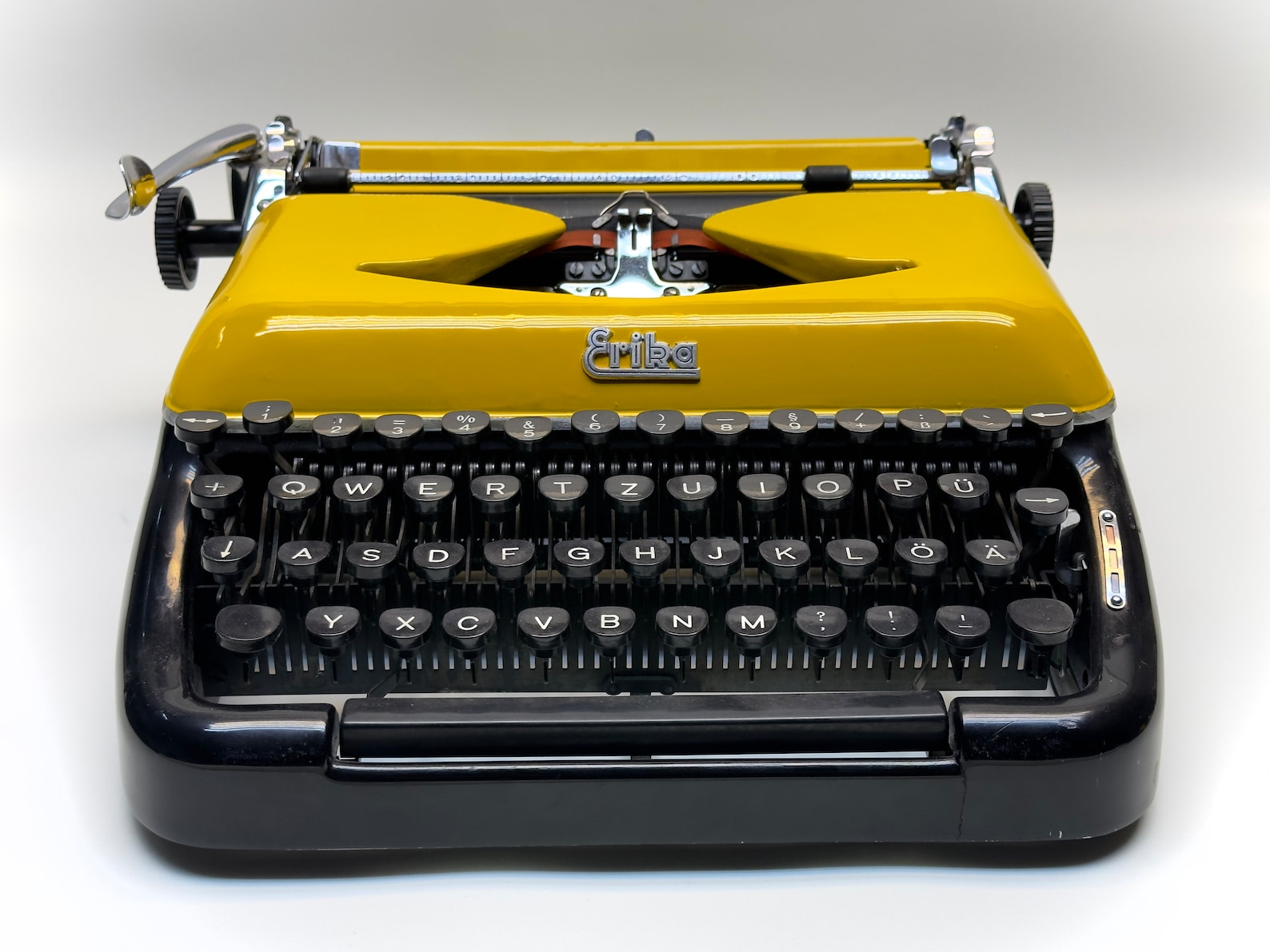 Erika Typewriter - Vintage 1950 Edition in Blackt Typewriter - Antiquee ...