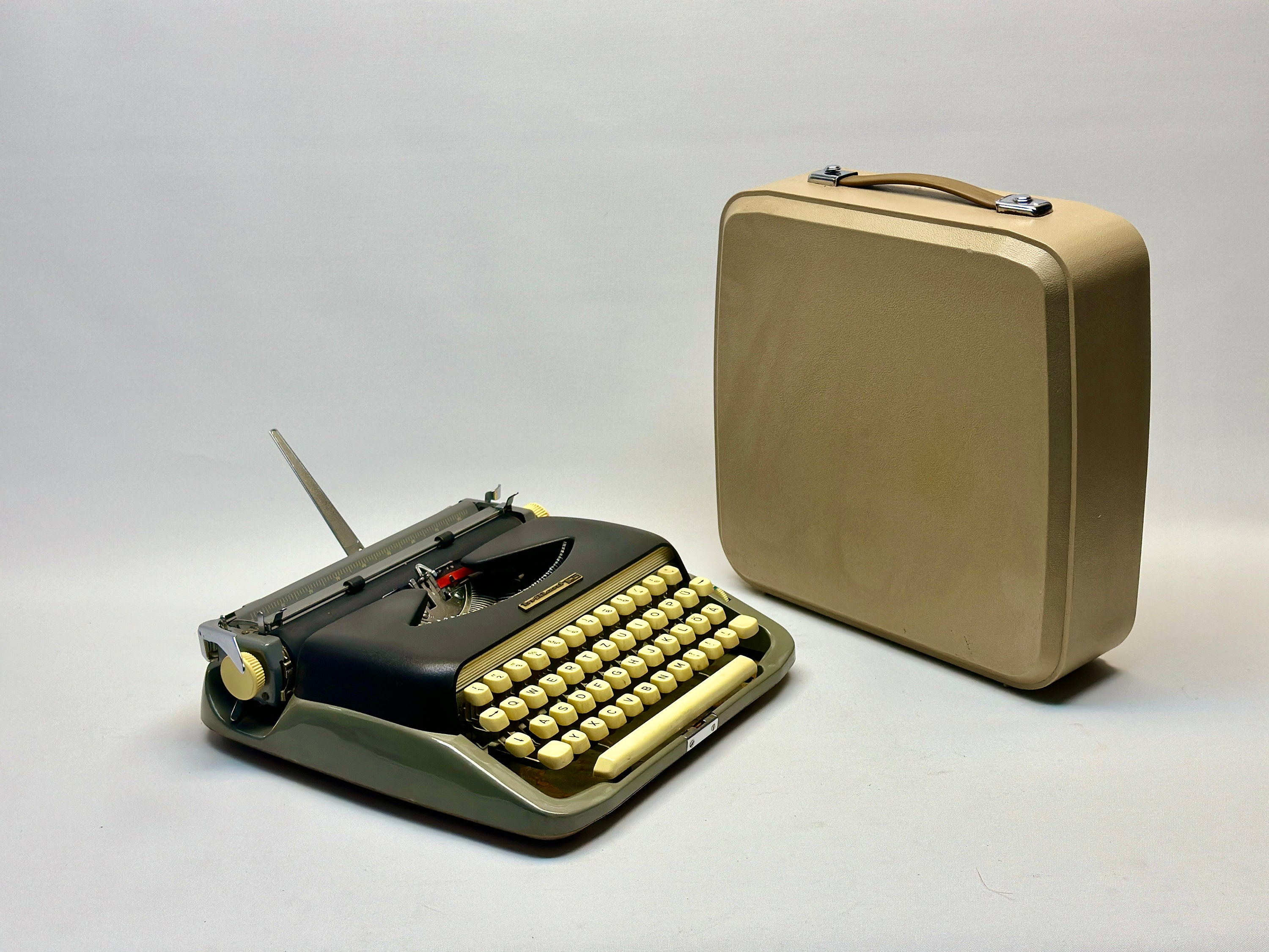 Brillant S Model Typewriter Vintage 1950 Edition With QWERTZ Keyboard ...