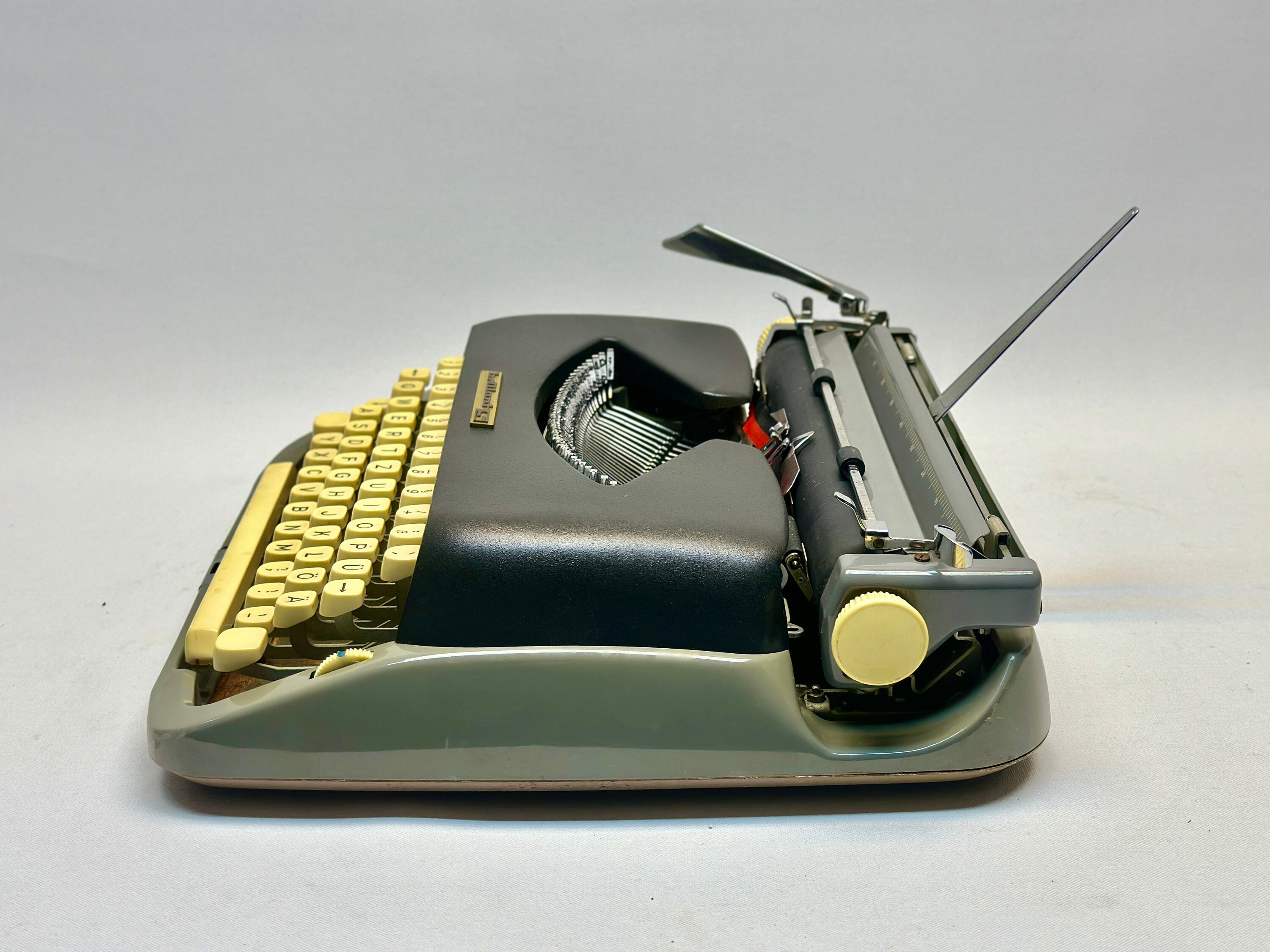 Brillant S Model Typewriter Vintage 1950 Edition With QWERTZ Keyboard ...