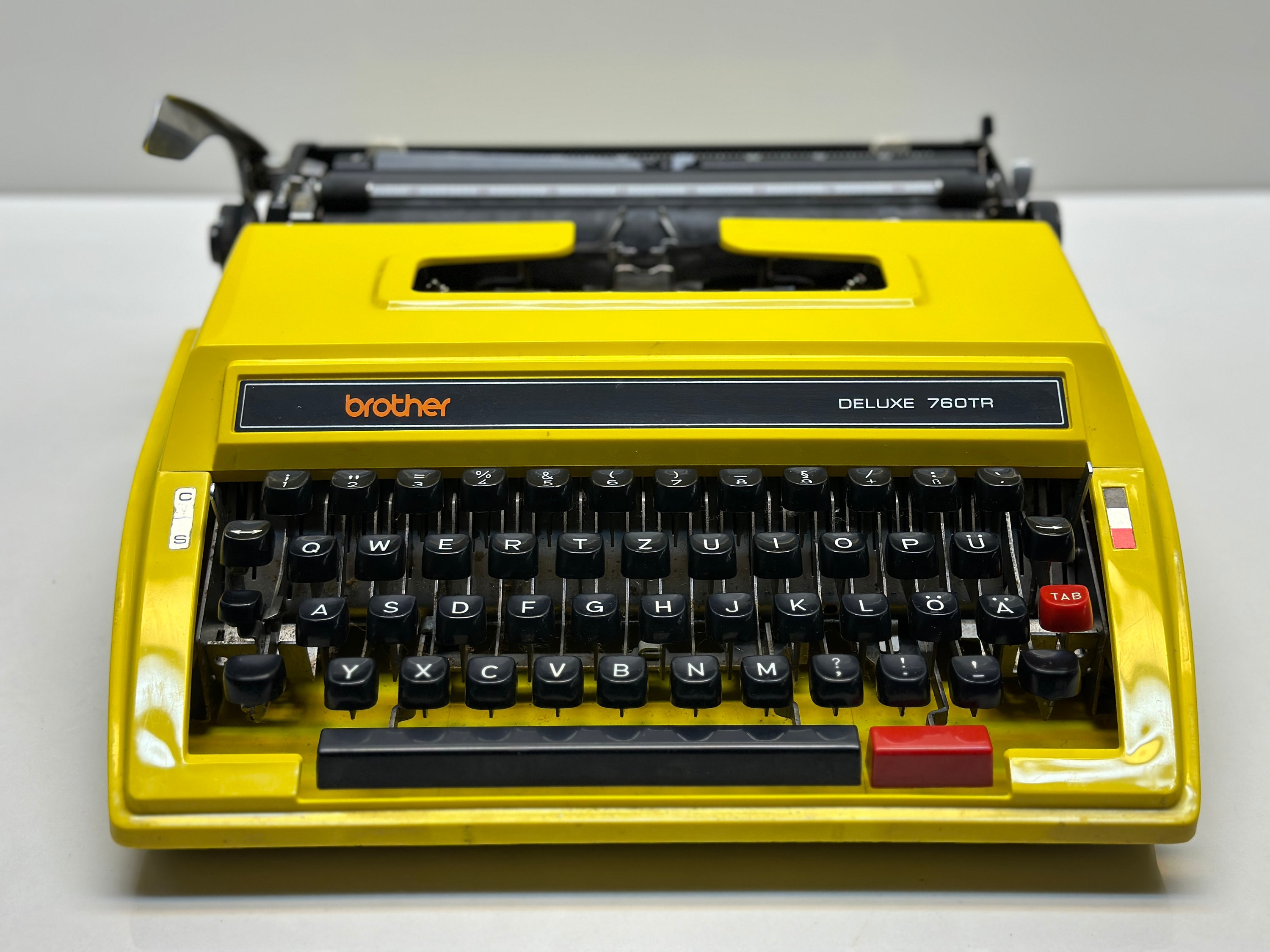Brother Deluxe 760TR Typewriter - QWERTZ Keyboard, Yellow Aesthetics ...