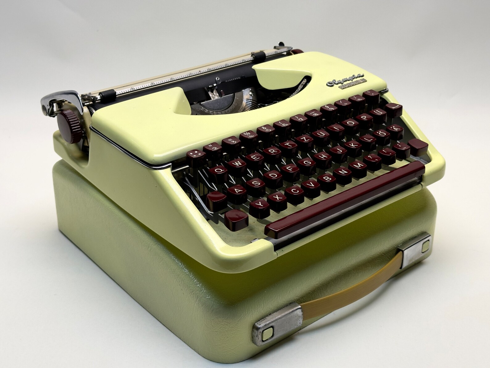 Olympia Splendid Typewriter - Elegant Beige With Matching Case, Newly ...