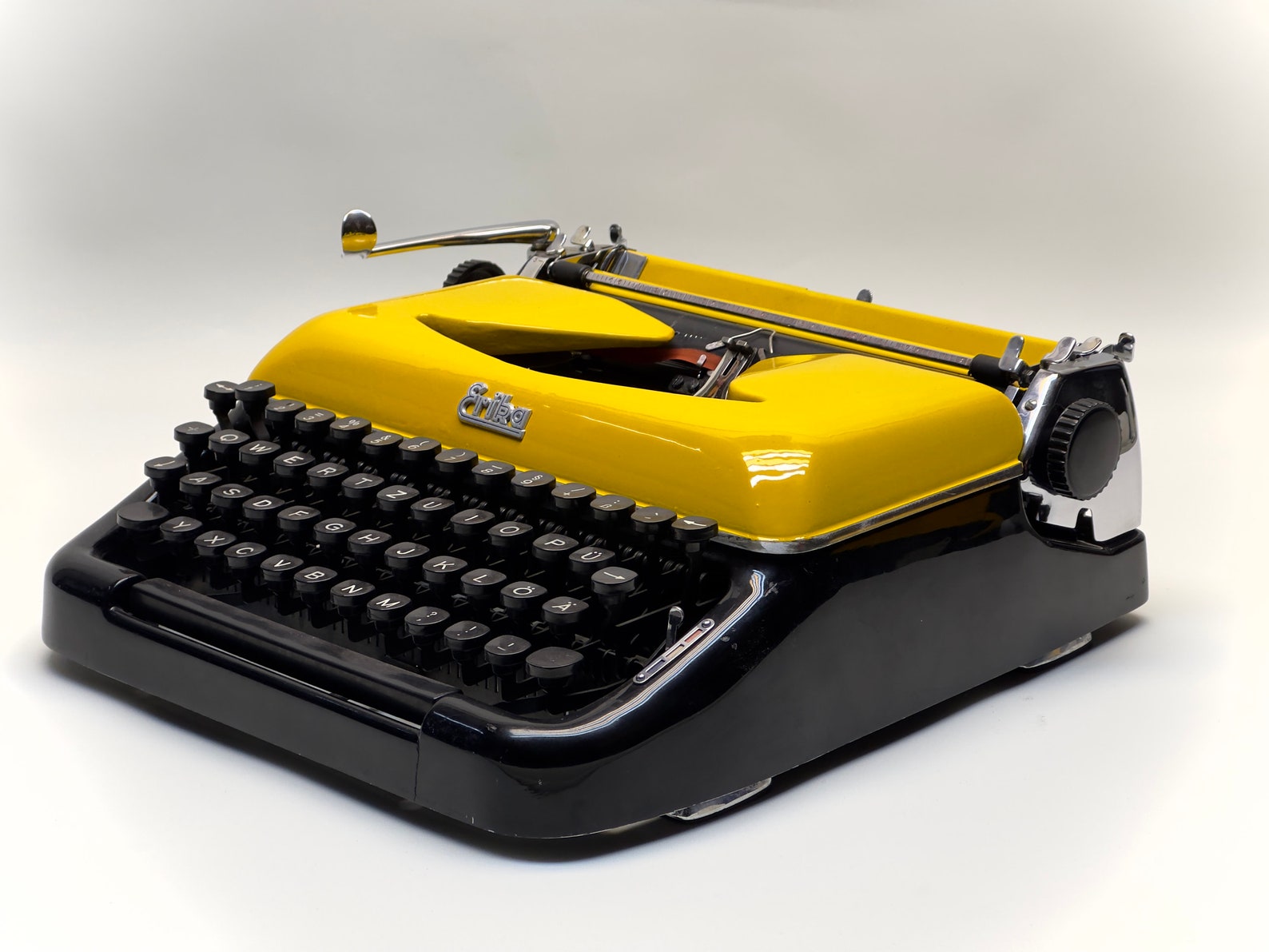 Erika Typewriter - Vintage 1950 Edition in Blackt Typewriter - Antiquee ...