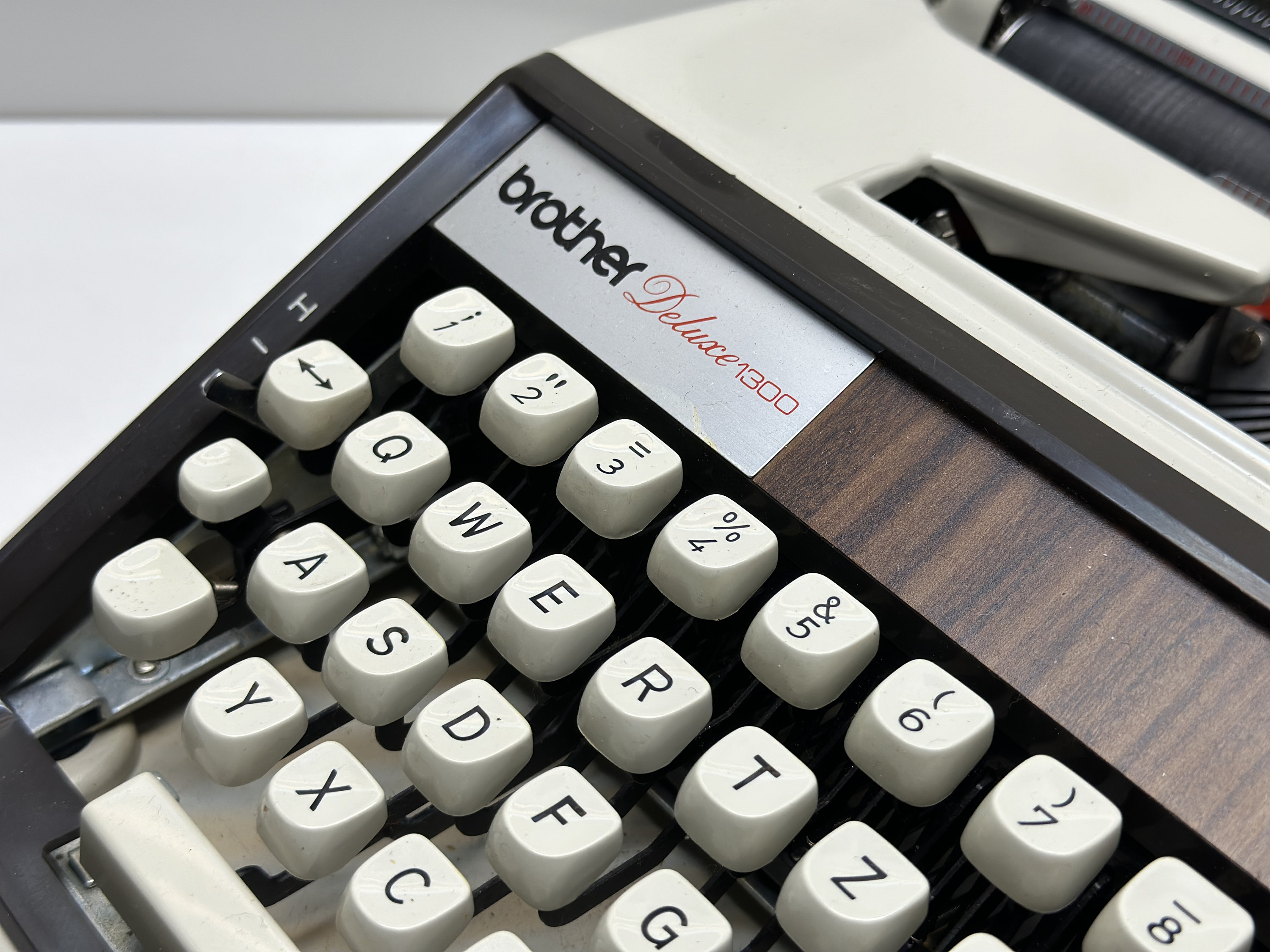 Vintage 1955 Brother Deluxe Typewriter - White QWERTZ Keyboard, Leather ...