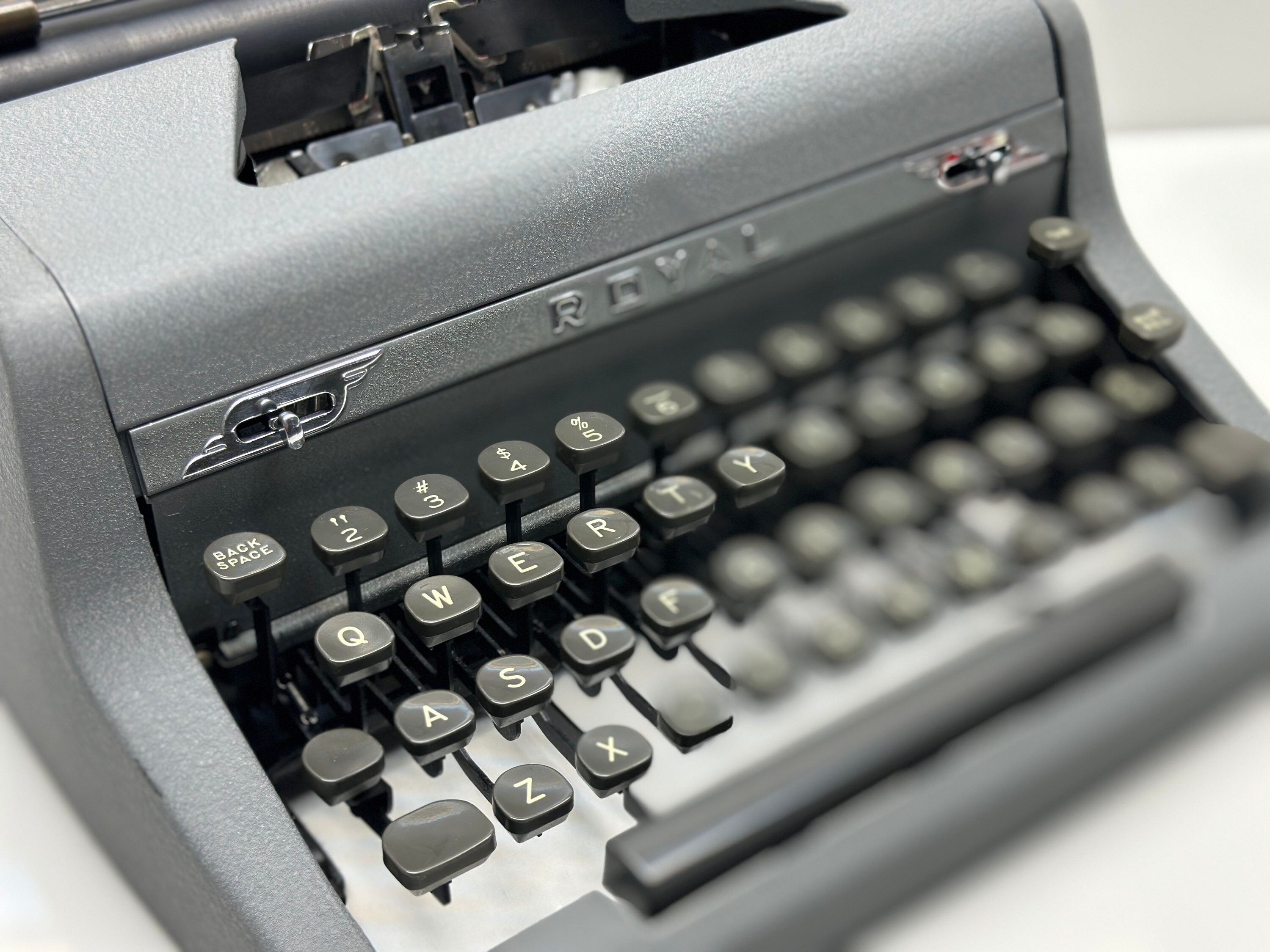Vintage 1955 Royal Deluxe Typewriter: Gray QWERTY Keyboard, Portable ...