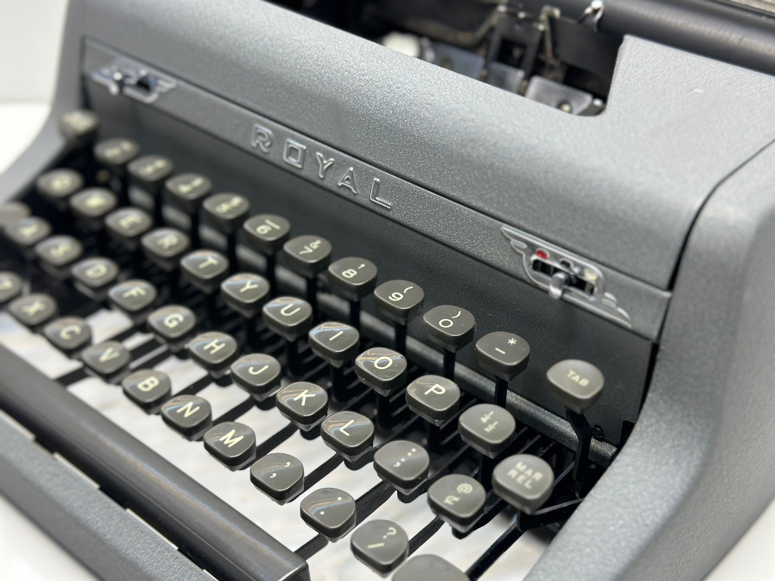 Vintage 1955 Royal Deluxe Typewriter: Gray QWERTY Keyboard, Portable ...