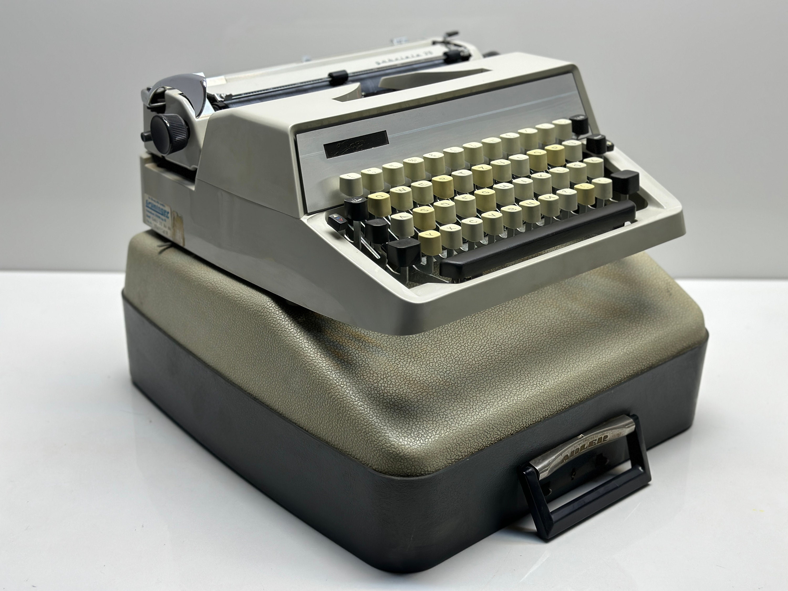 Adler Typewriter - QWERTZ Keyboard, White Elegance, and Effortless ...