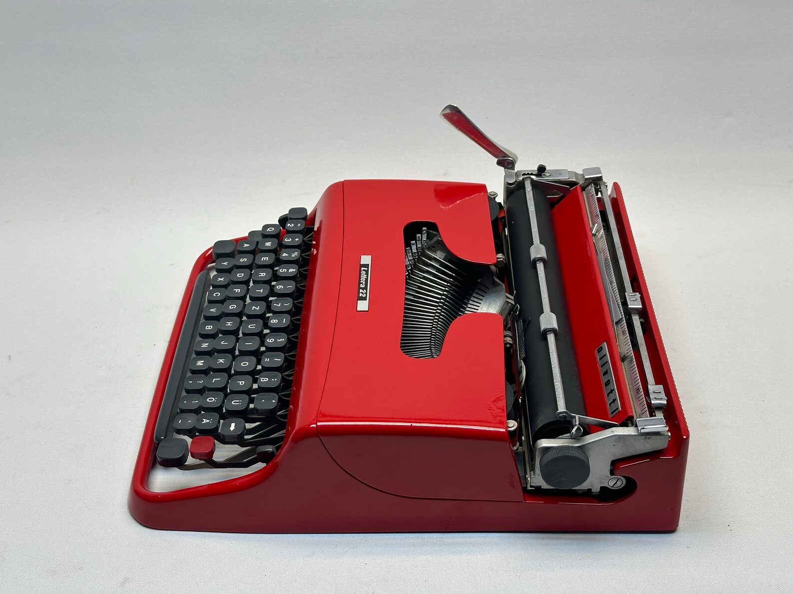 Olivetti Lettera 32 Typewriter Vibrant Red Design Antique Typewriter ...
