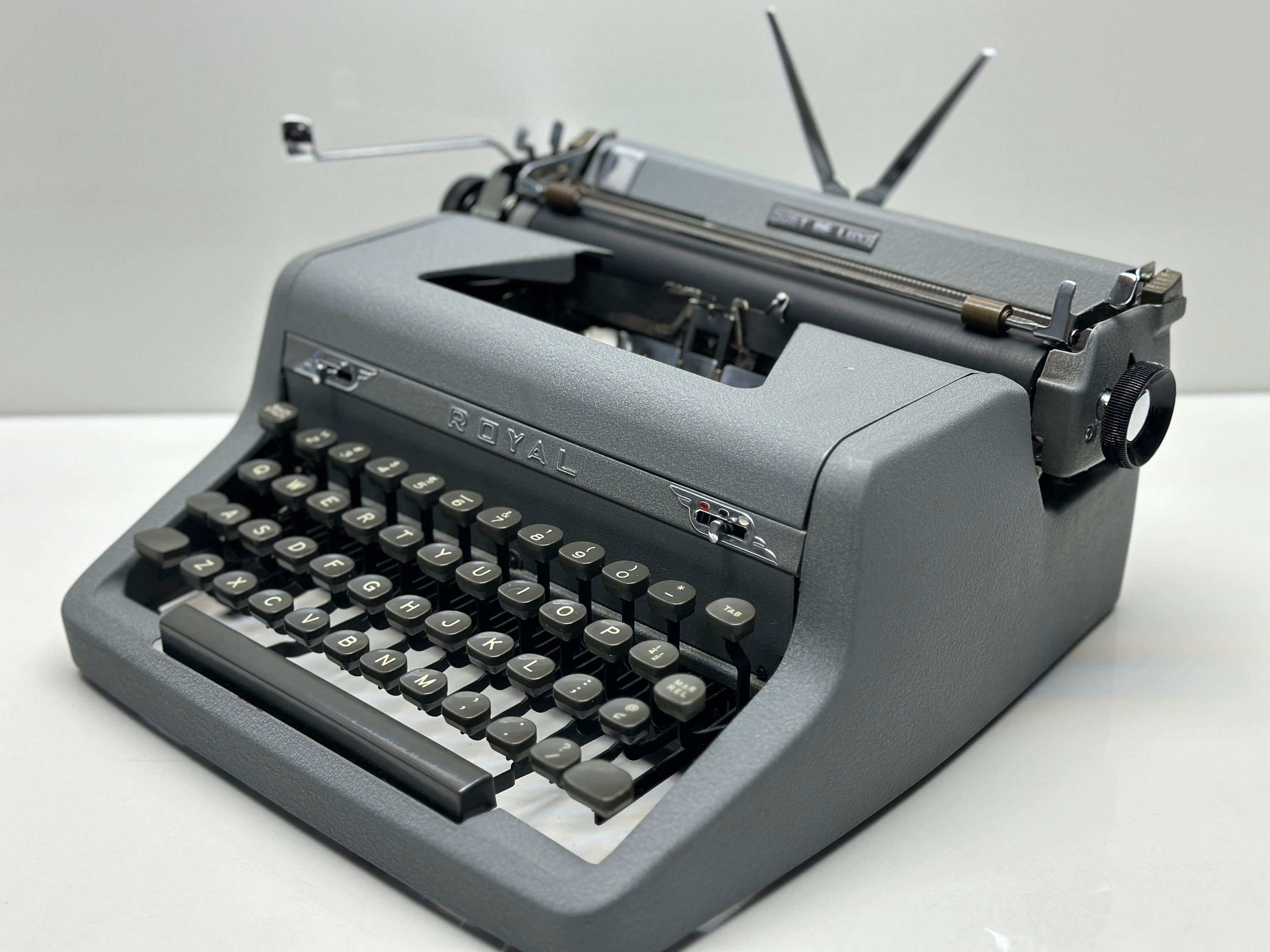 Vintage 1955 Royal Deluxe Typewriter: Gray QWERTY Keyboard, Portable ...